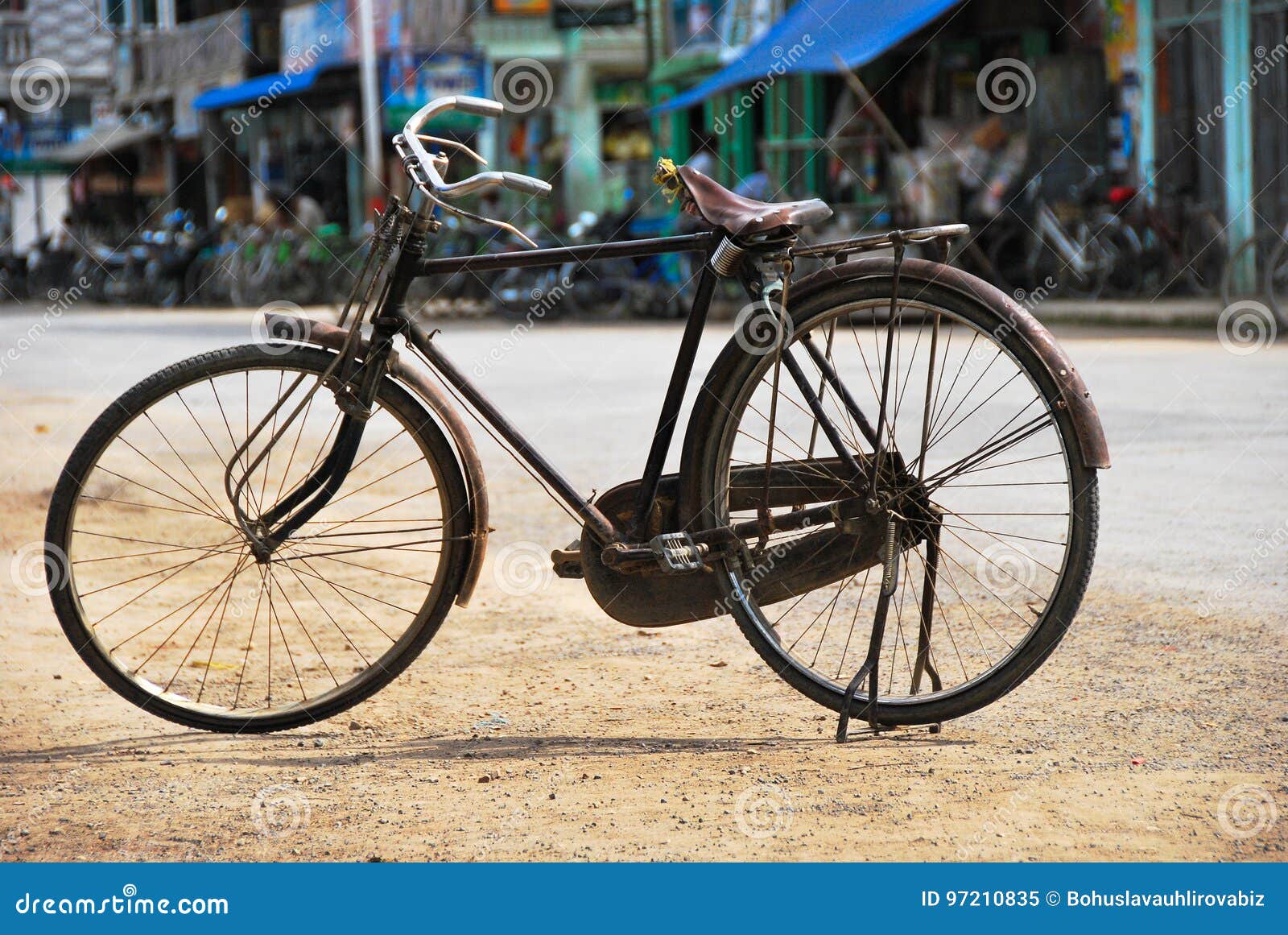 Oude fiets stock afbeelding. Image of stad, antiquiteit - 97210835