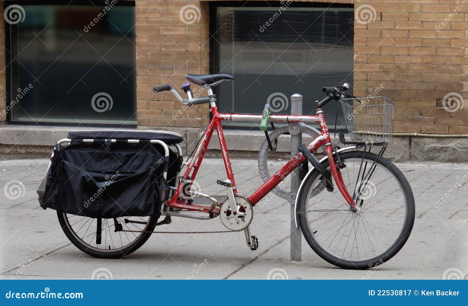 Oude fiets achter elkaar stock afbeelding. Image of gewijzigd - 22530817