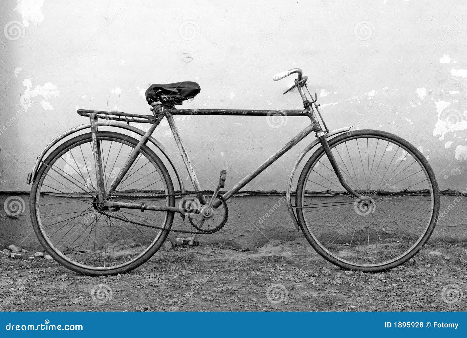 Oude Fiets Die Tegen Een Muur Leunt Stock Foto - Image of vent, zwart ...