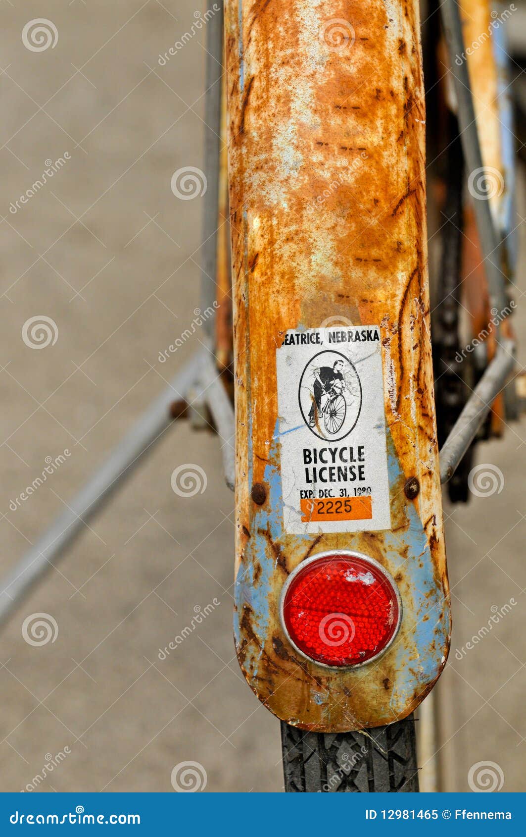 Oude Fiets Met Roestig Stootkussen En Kickstand Stock Afbeelding ...