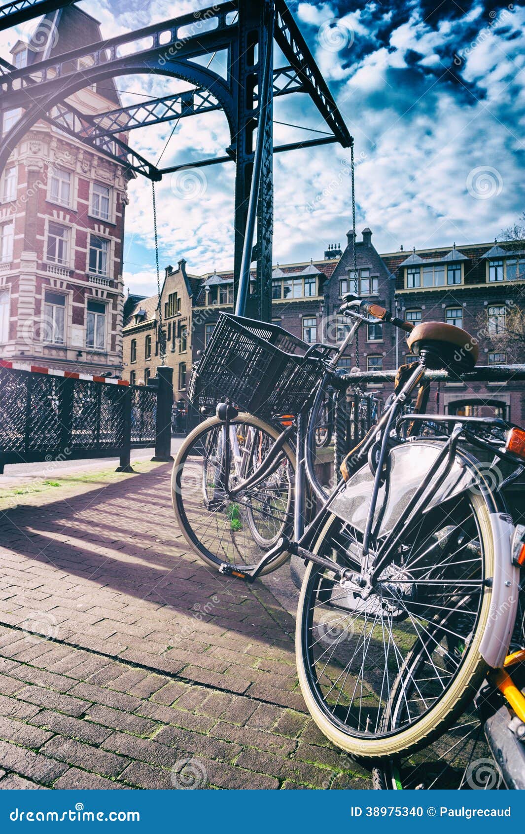 Oude Fiets Op Brug. Cityscape Van Amsterdam Stock Foto - Image of ...