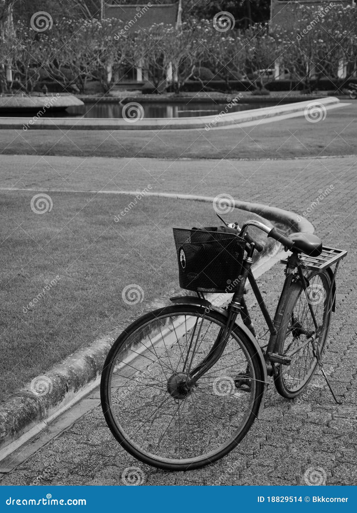 Oude Fiets Op De Bestrating. Stock Foto - Image of cyclus, ouderwets ...