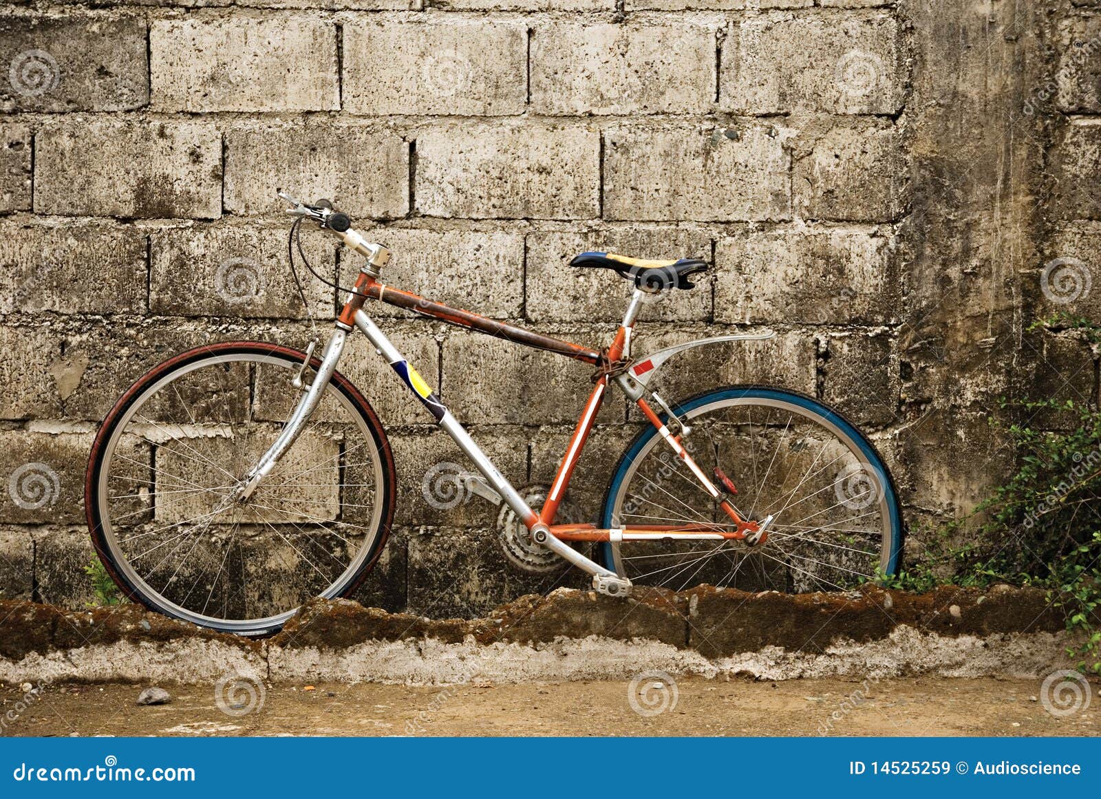 Oude Fiets op een Muur stock afbeelding. Image of metaal - 14525259