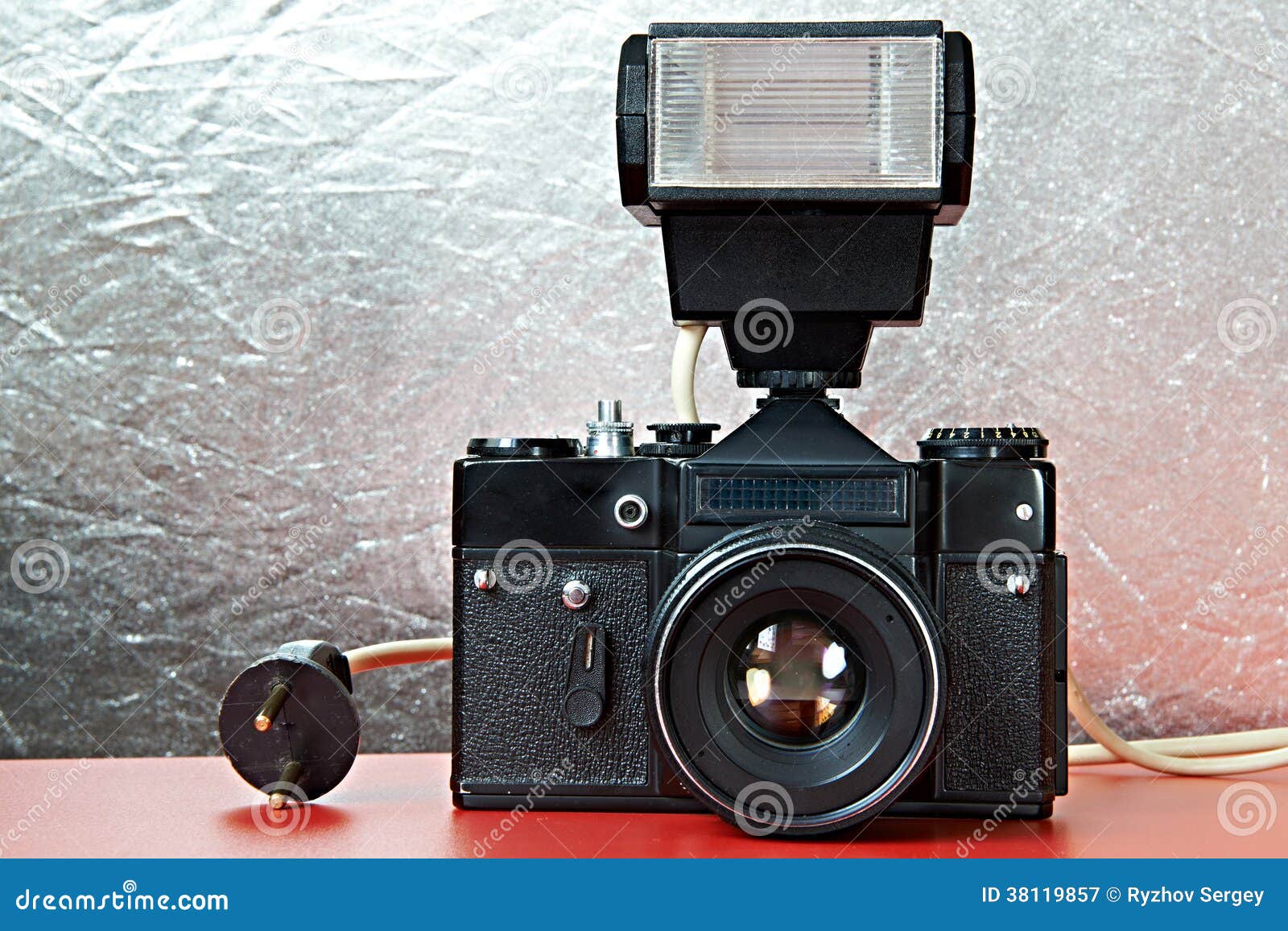 Oude filmcamera en flits stock afbeelding. Image of eenvoudig - 38119857