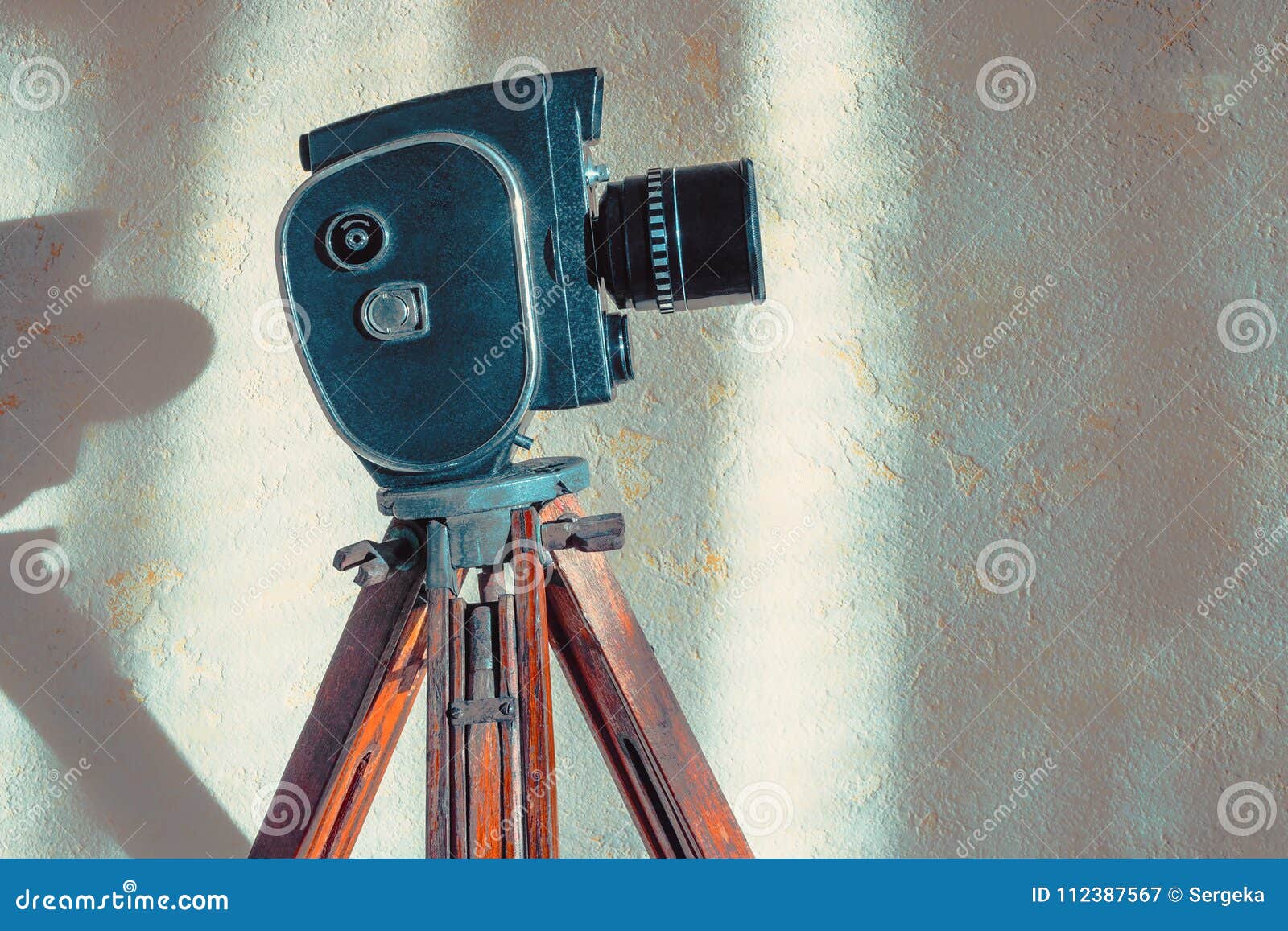 Oude Filmcamera Op Driepoot Stock Afbeelding - Image of film, voorwerp ...
