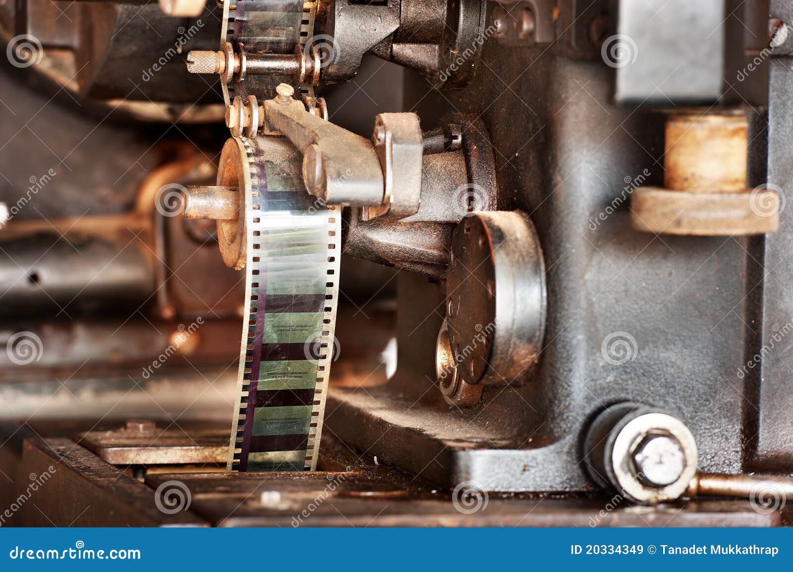 Oude filmprojector stock afbeelding. Image of film, licht - 20334349