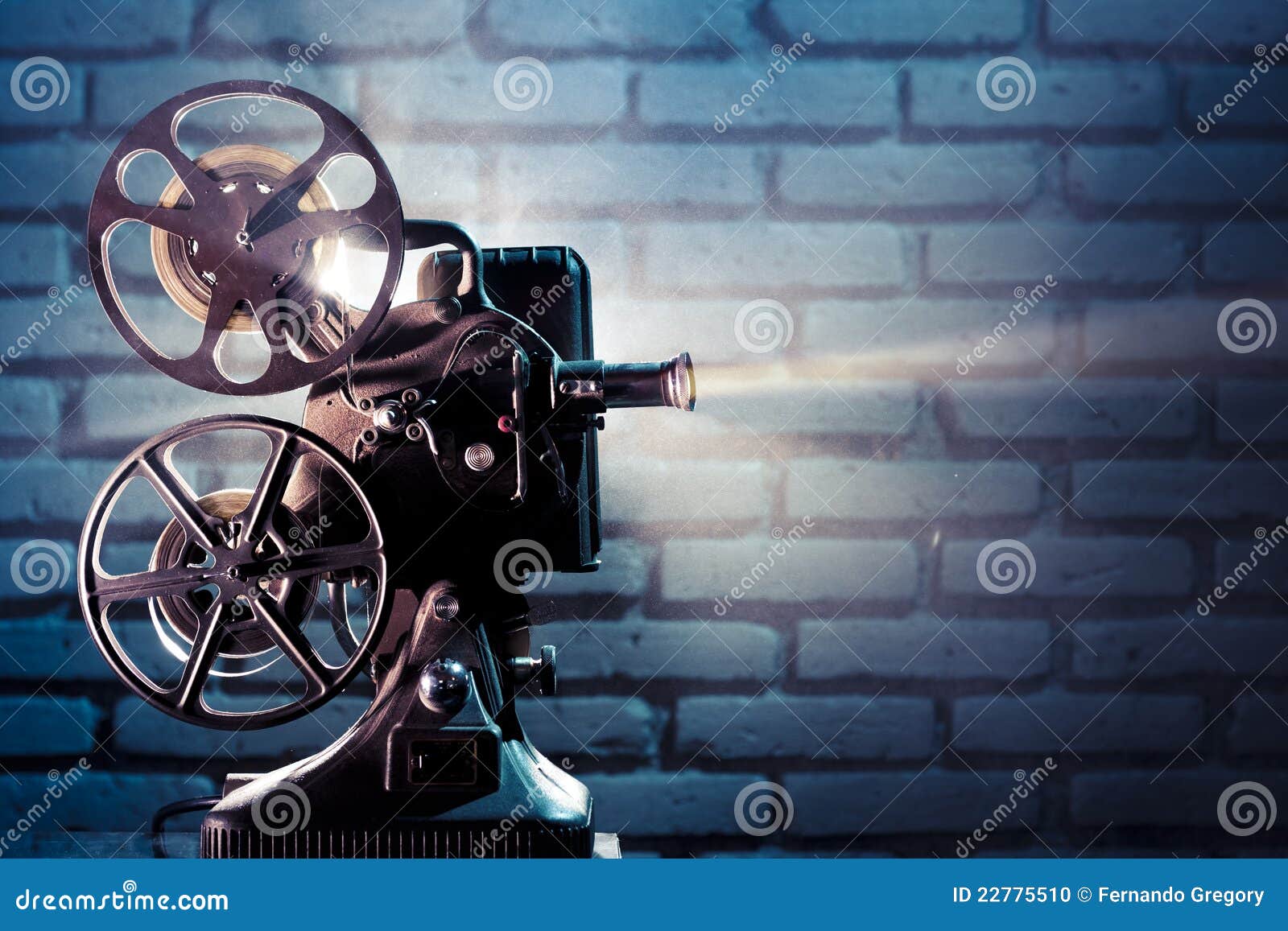 Oude Filmprojector Met Dramatische Verlichting Stock Foto - Image of ...
