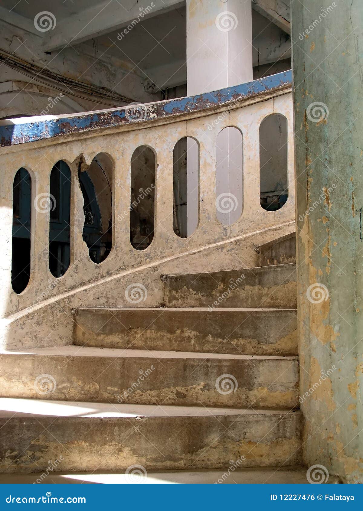Oude gebogen trap stock foto. Image of kromme, verlaten - 12227476