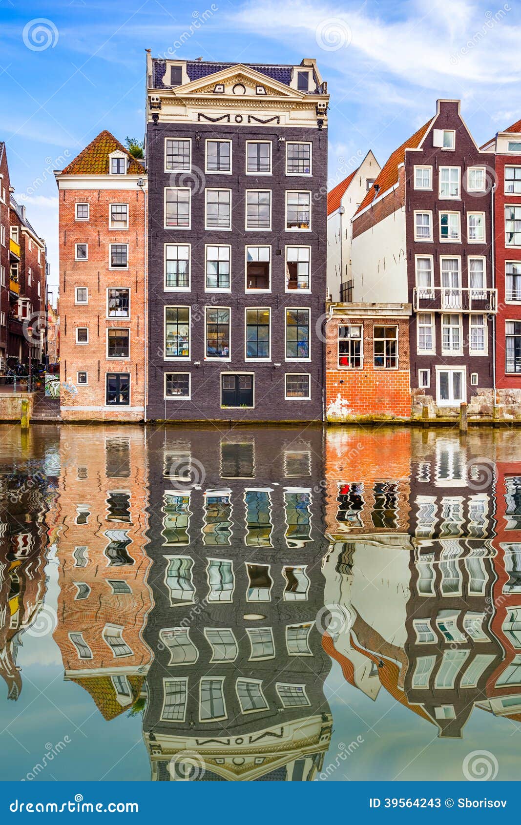 Oude gebouwen in Amsterdam stock afbeelding. Image of romantisch - 39564243