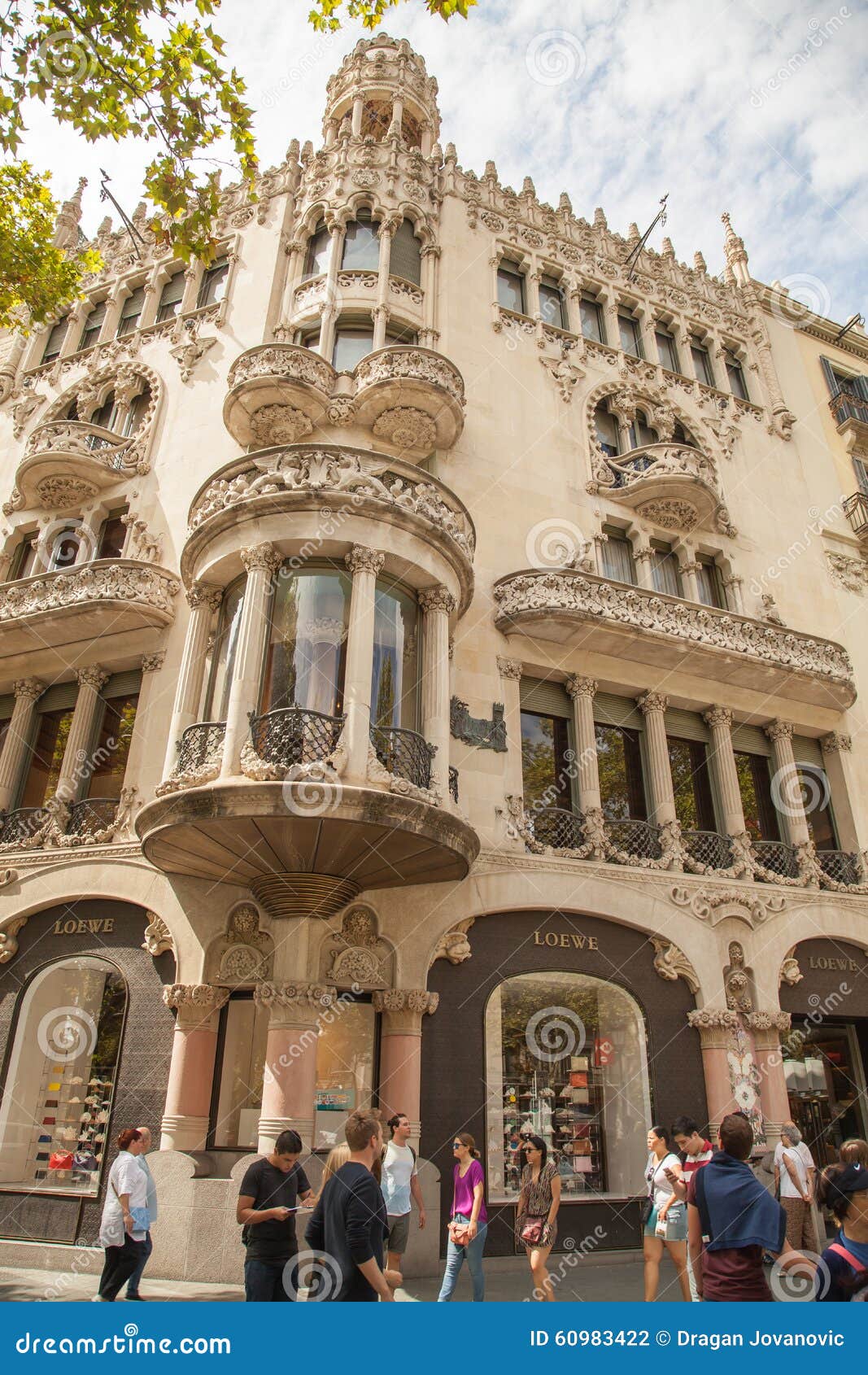 Oude gebouwen Barcelona redactionele fotografie. Image of dichtbevolkt ...