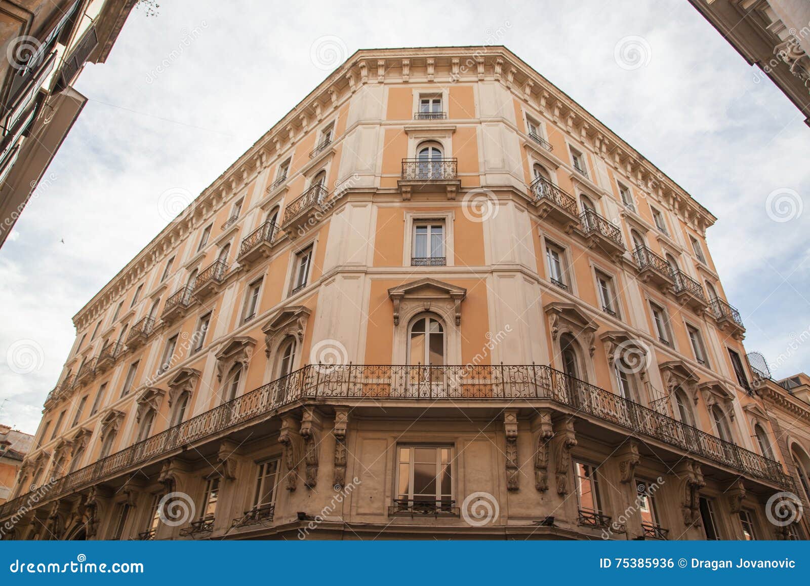 Oude Gebouwen in Rome, Italië Stock Foto - Image of balkon, ramen: 75385936