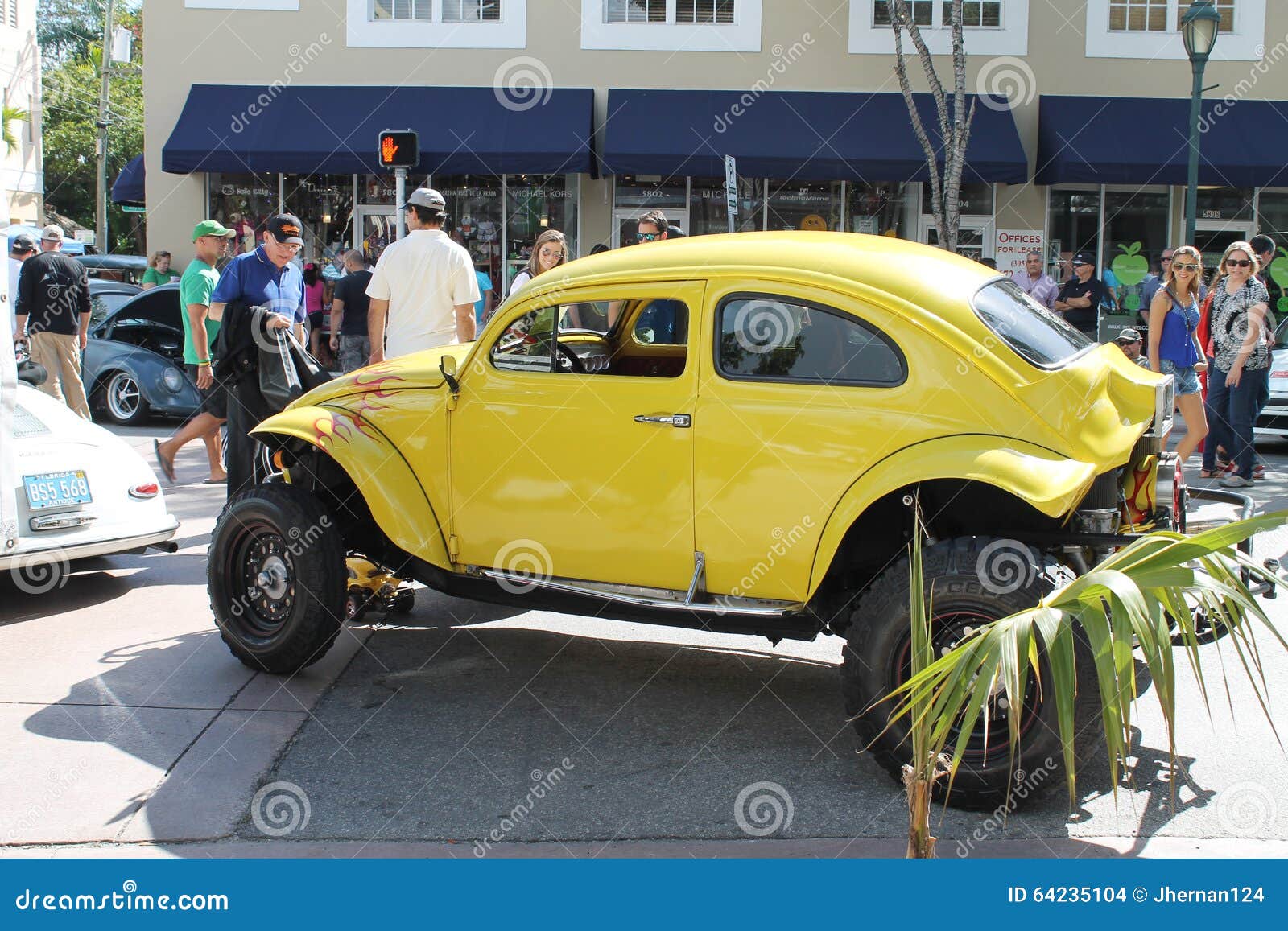 Oude gele auto redactionele stock afbeelding. Image of ontruiming ...