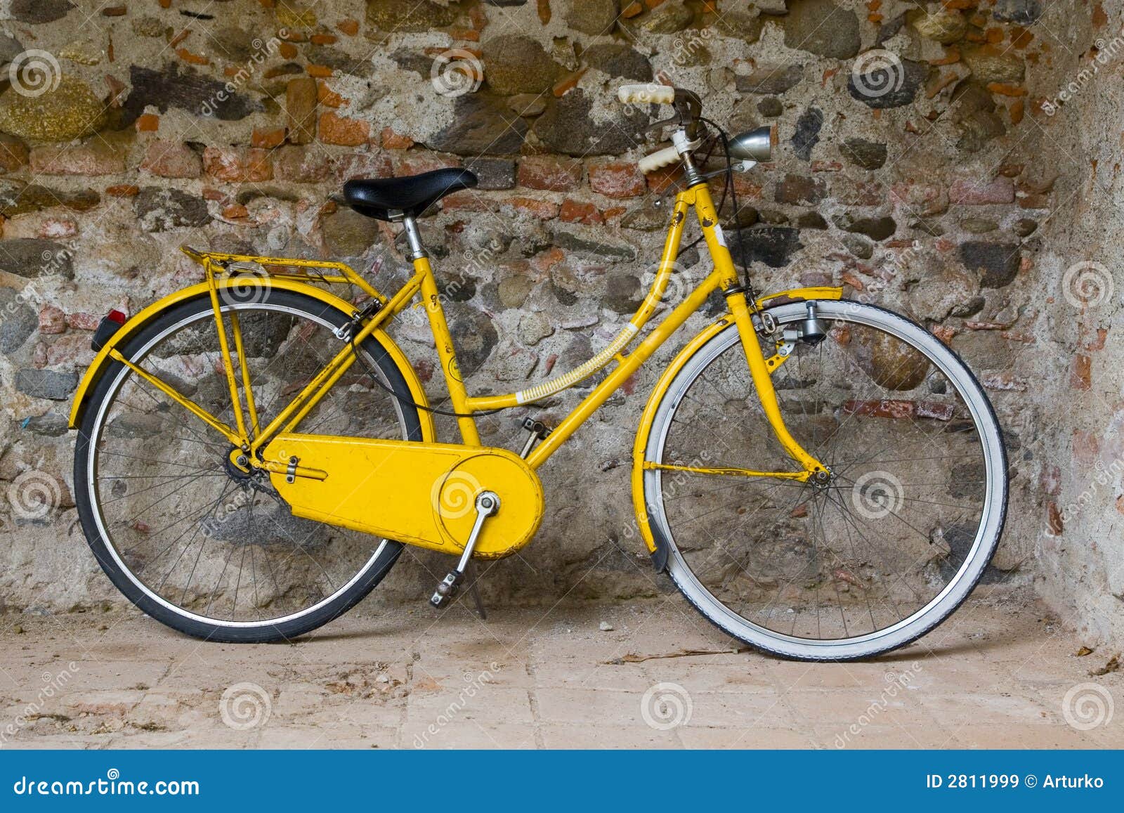 Oude gele fiets stock afbeelding. Image of corrosie, sport - 2811999