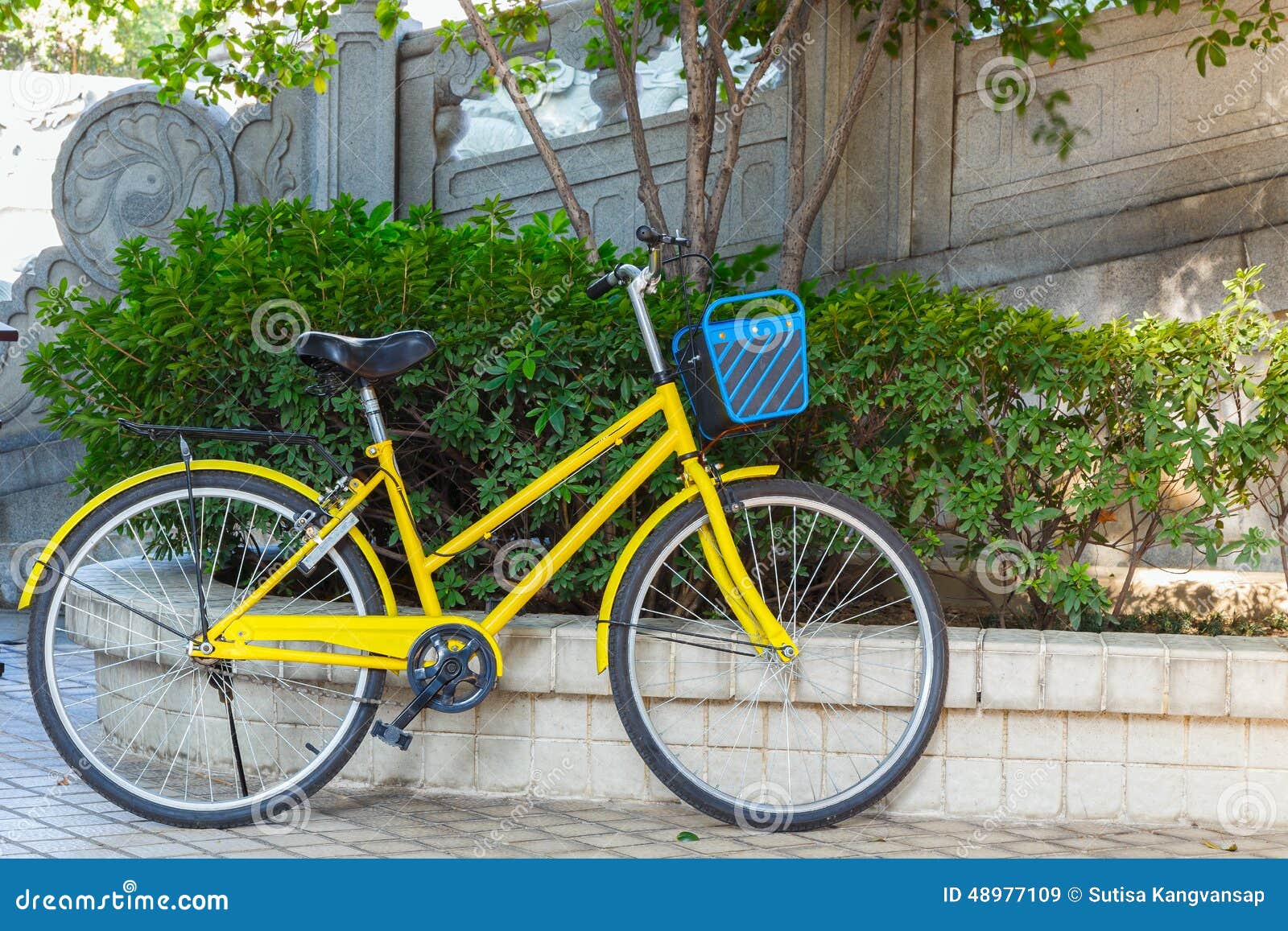 Oude gele fiets stock afbeelding. Image of baksteen, zwart - 48977109