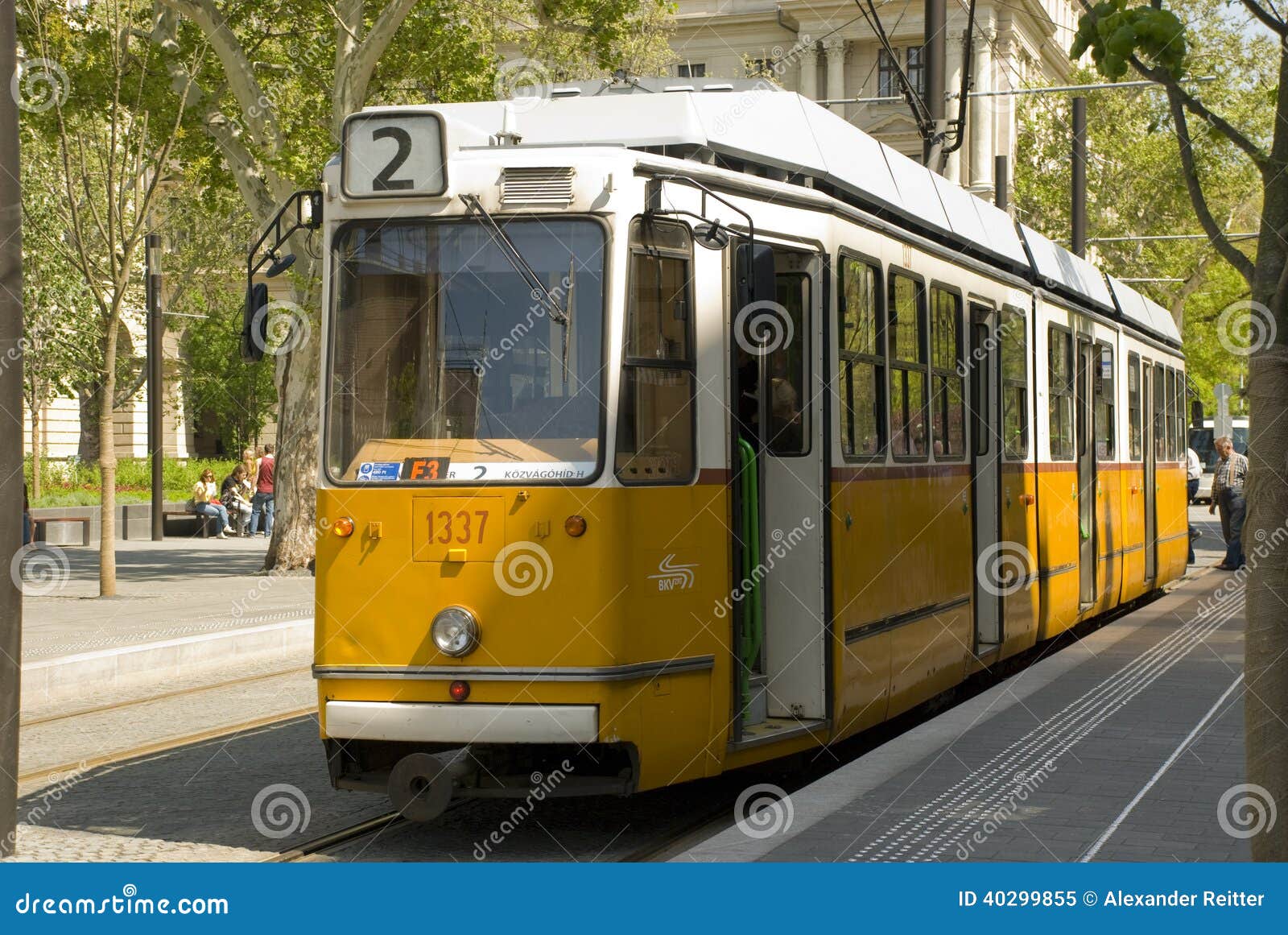 Oude Gele Tram Van Boedapest, Hongarije Redactionele Afbeelding - Image ...