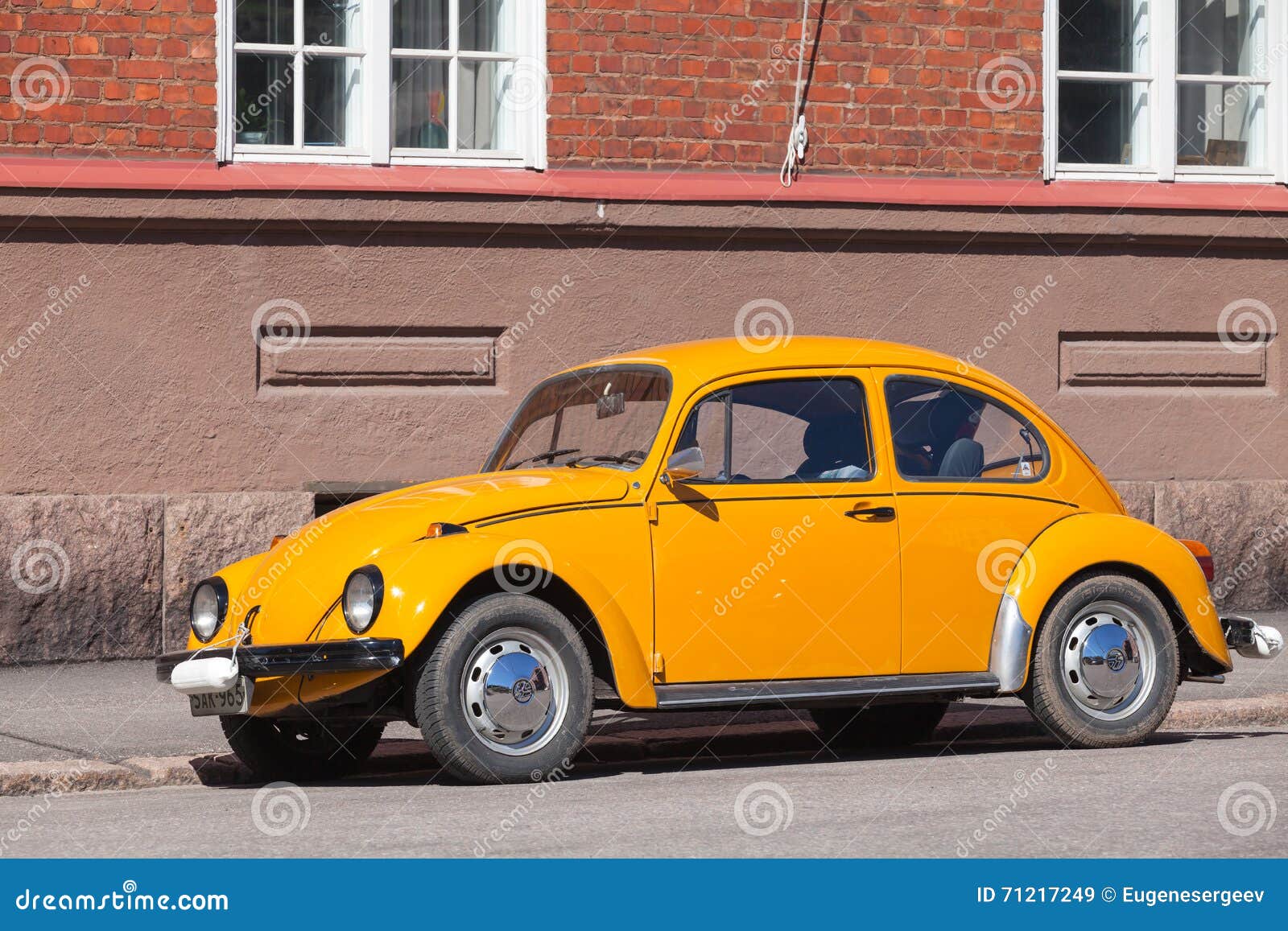 Oude Gele Volkswagen-kever in De Stad Redactionele Stock Afbeelding ...