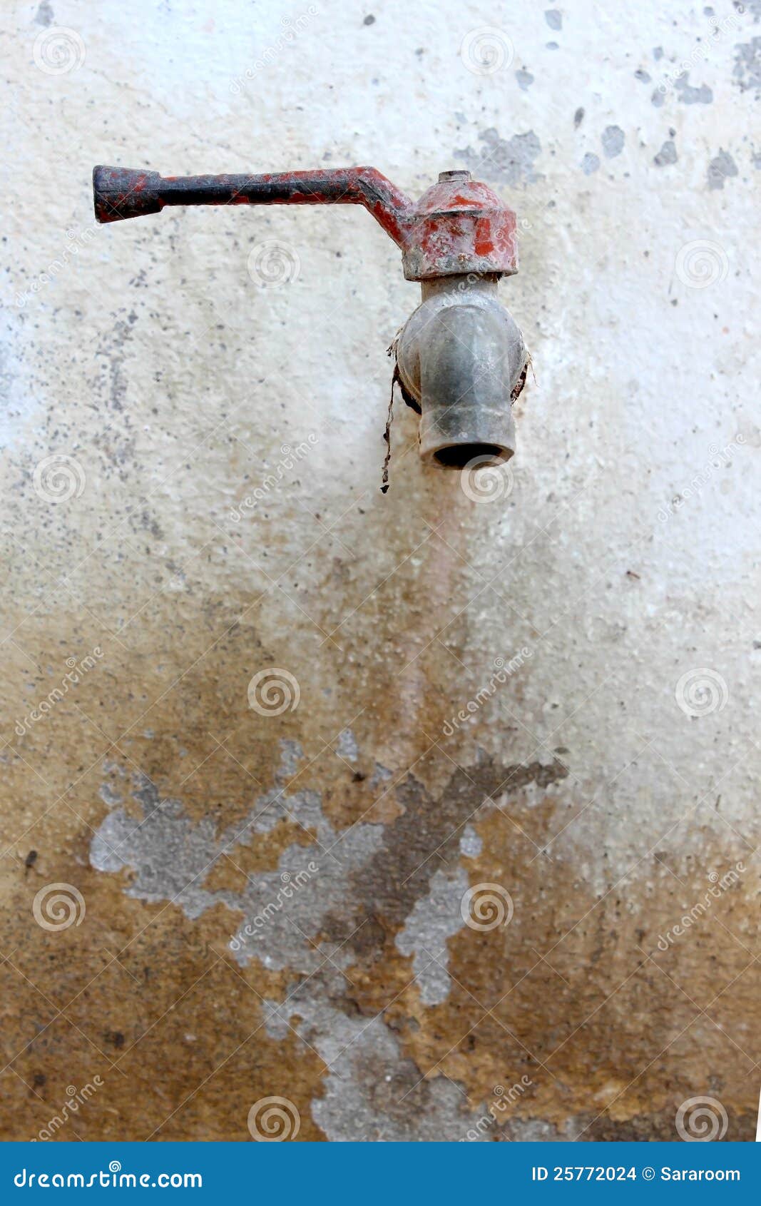 Oude Geroeste Kraan Op Muur Stock Foto - Image of milieu, smerig: 25772024