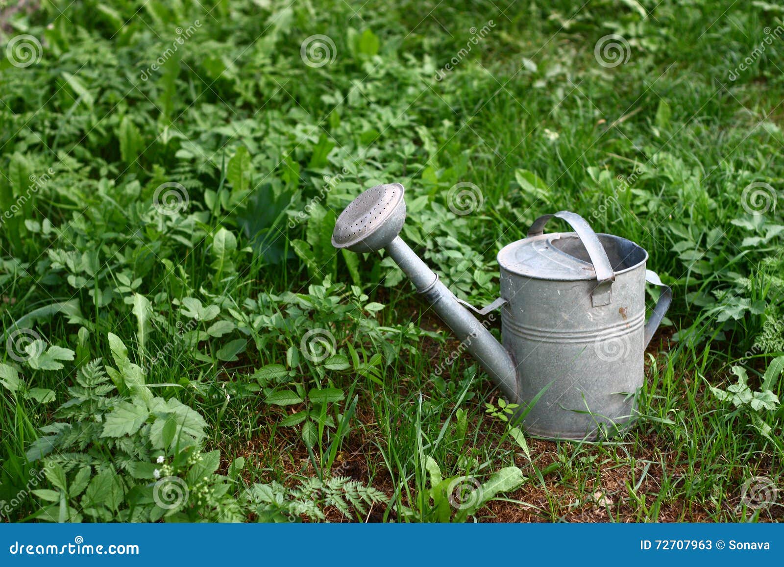 Oude Gieter stock afbeelding. Image of bloemen, apparatuur - 72707963