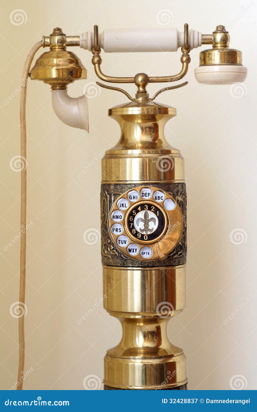 Oude gouden retro telefoon stock afbeelding. Image of apparaat - 32428837