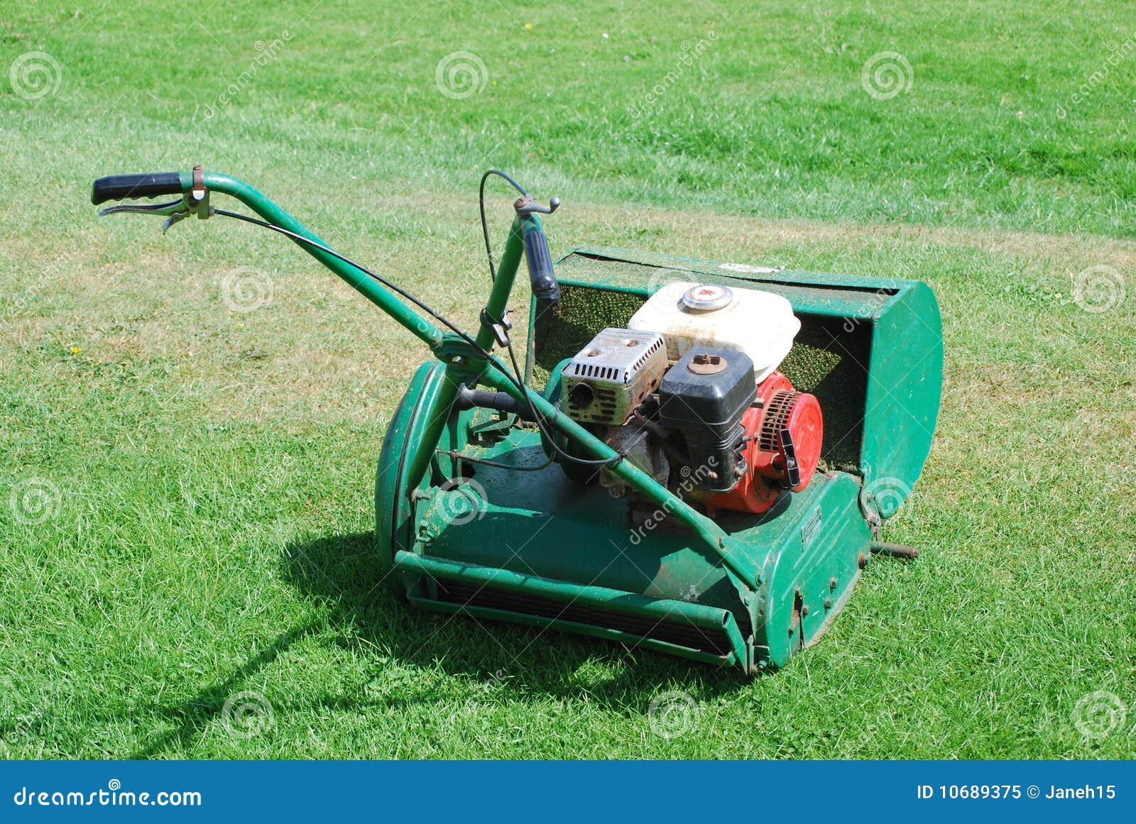 Oude grasmaaier stock afbeelding. Image of maaimachine - 10689375