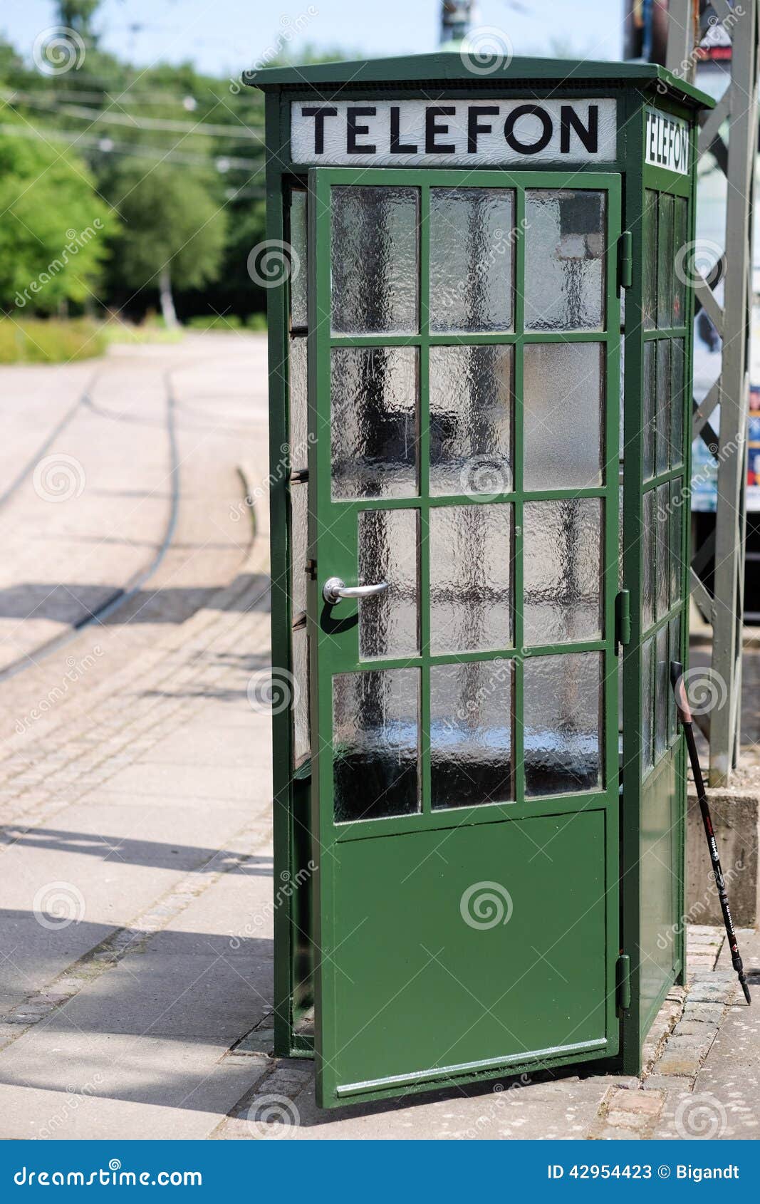 Oude Groene Telefooncel stock afbeelding. Image of spreken - 42954423