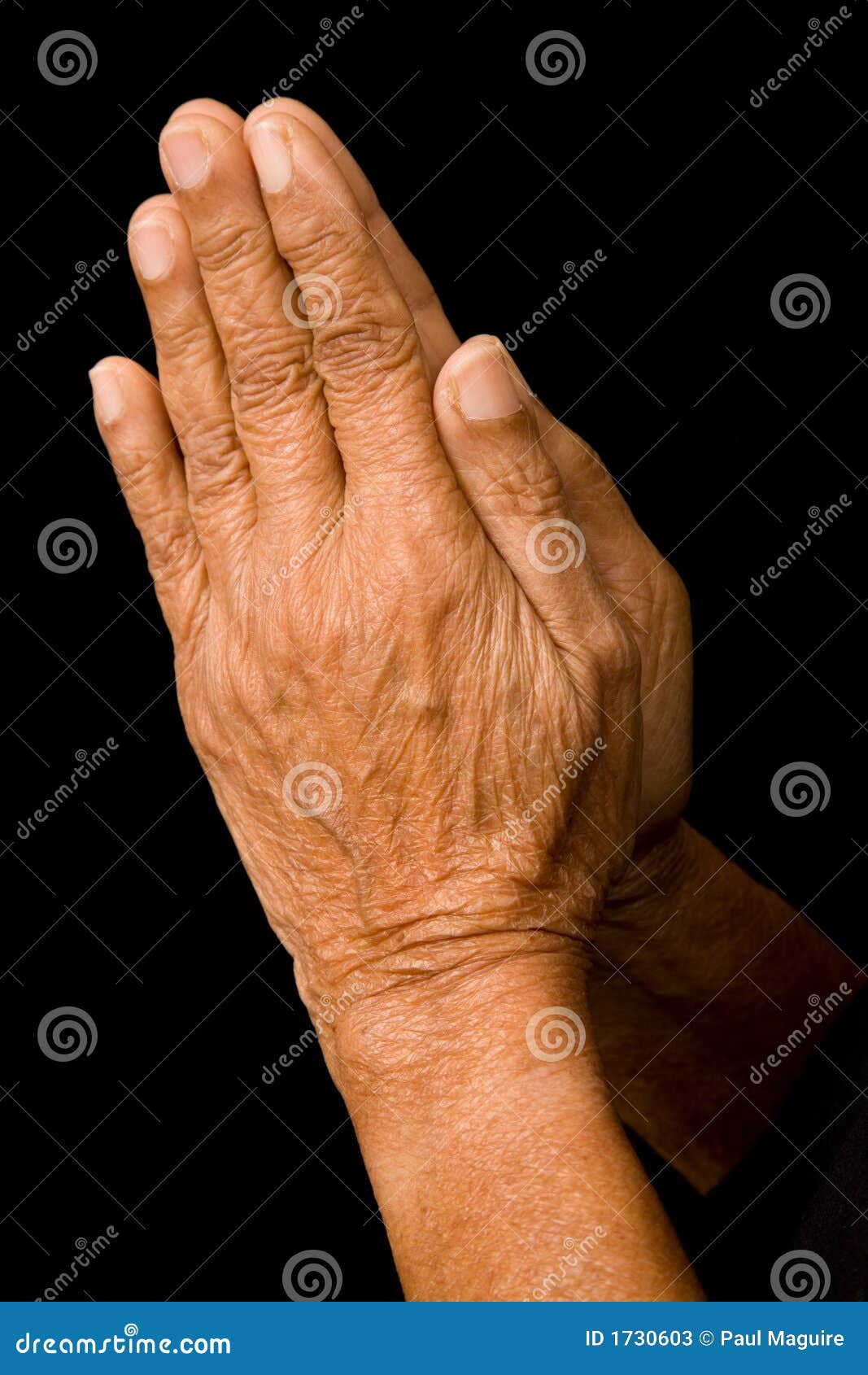 Oude handen het bidden stock afbeelding. Image of overweging - 1730603