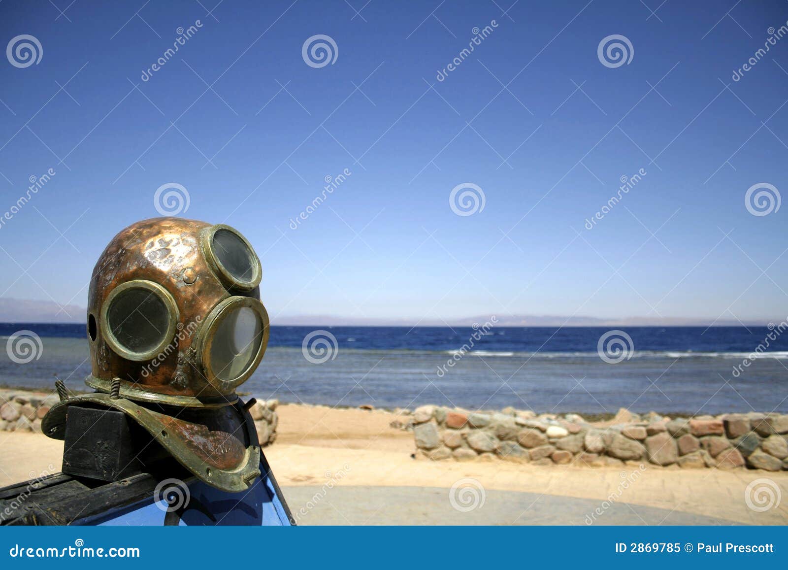 Oude Het Duiken Helm Rode Overzees Stock Afbeelding - Image of ...