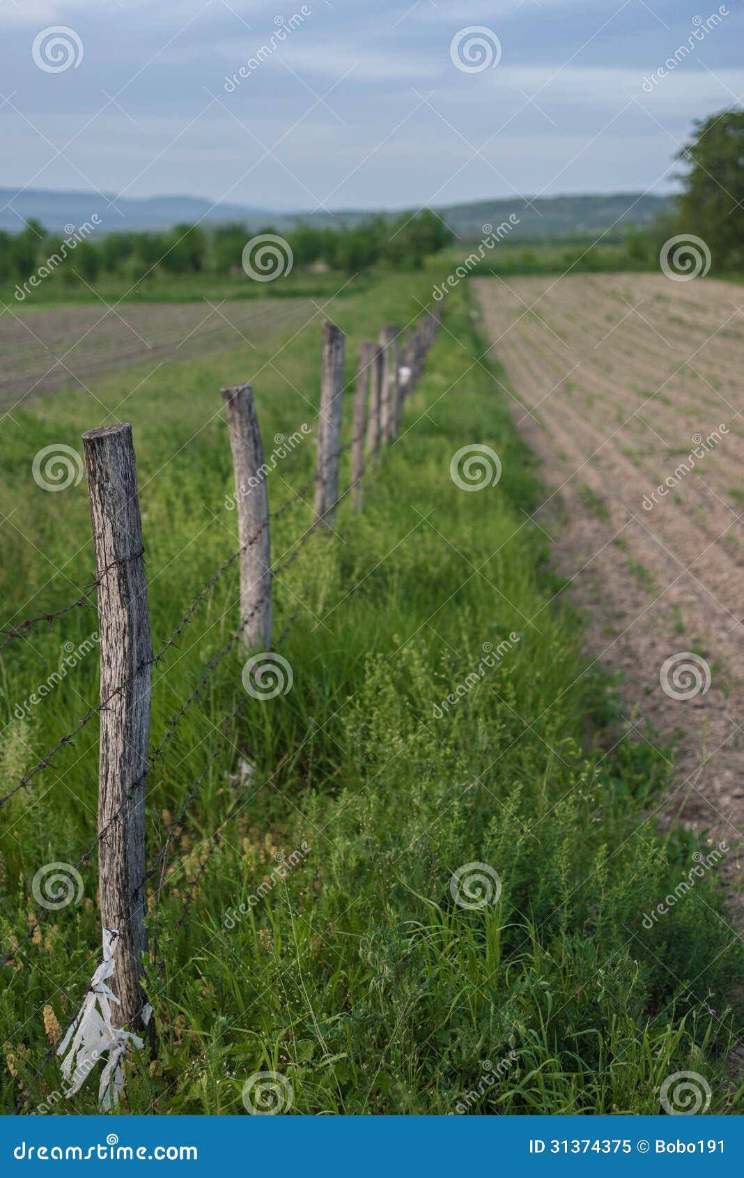 Oude Hout En Draadomheining Stock Afbeelding - Image of landbouw, berg ...