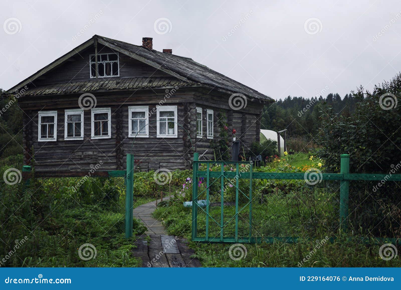 Oude Houten Boomgaard Met Een Groentetuin in Het Dorp Stock Foto ...