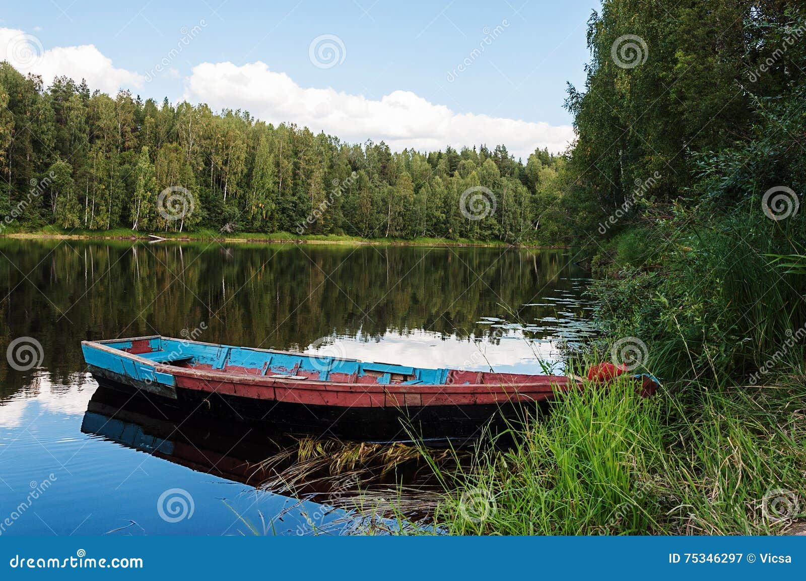 Oude Houten Boot Op De Rivier in Karelië Stock Afbeelding - Image of ...