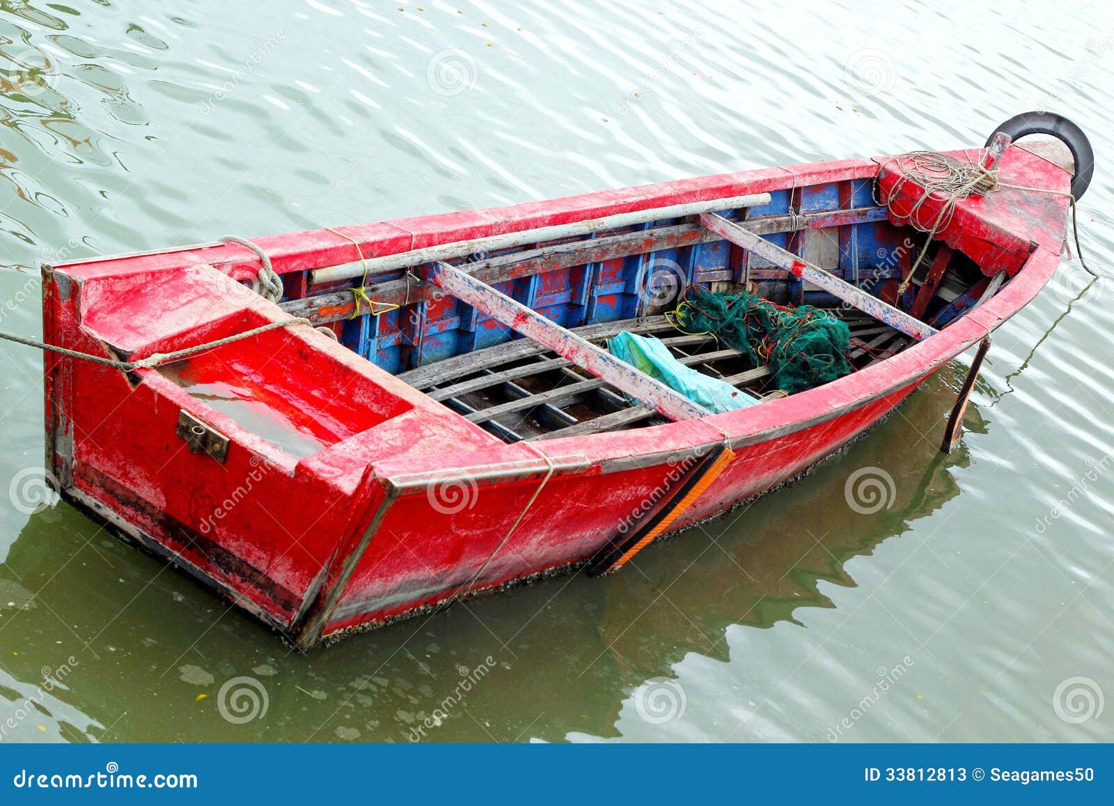 Oude houten boot op zee. stock afbeelding. Image of hemel - 33812813