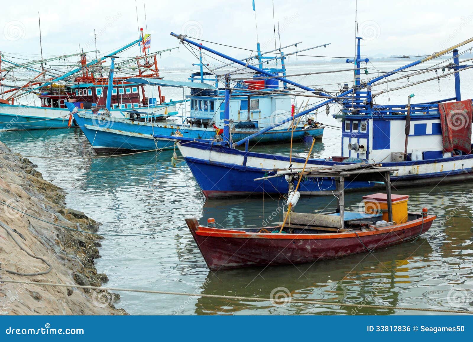 Oude houten boot op zee. stock foto. Image of visser - 33812836
