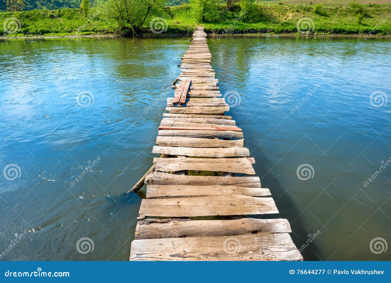 Oude Houten Brug Door De Rivier Stock Afbeelding - Image of najaar ...