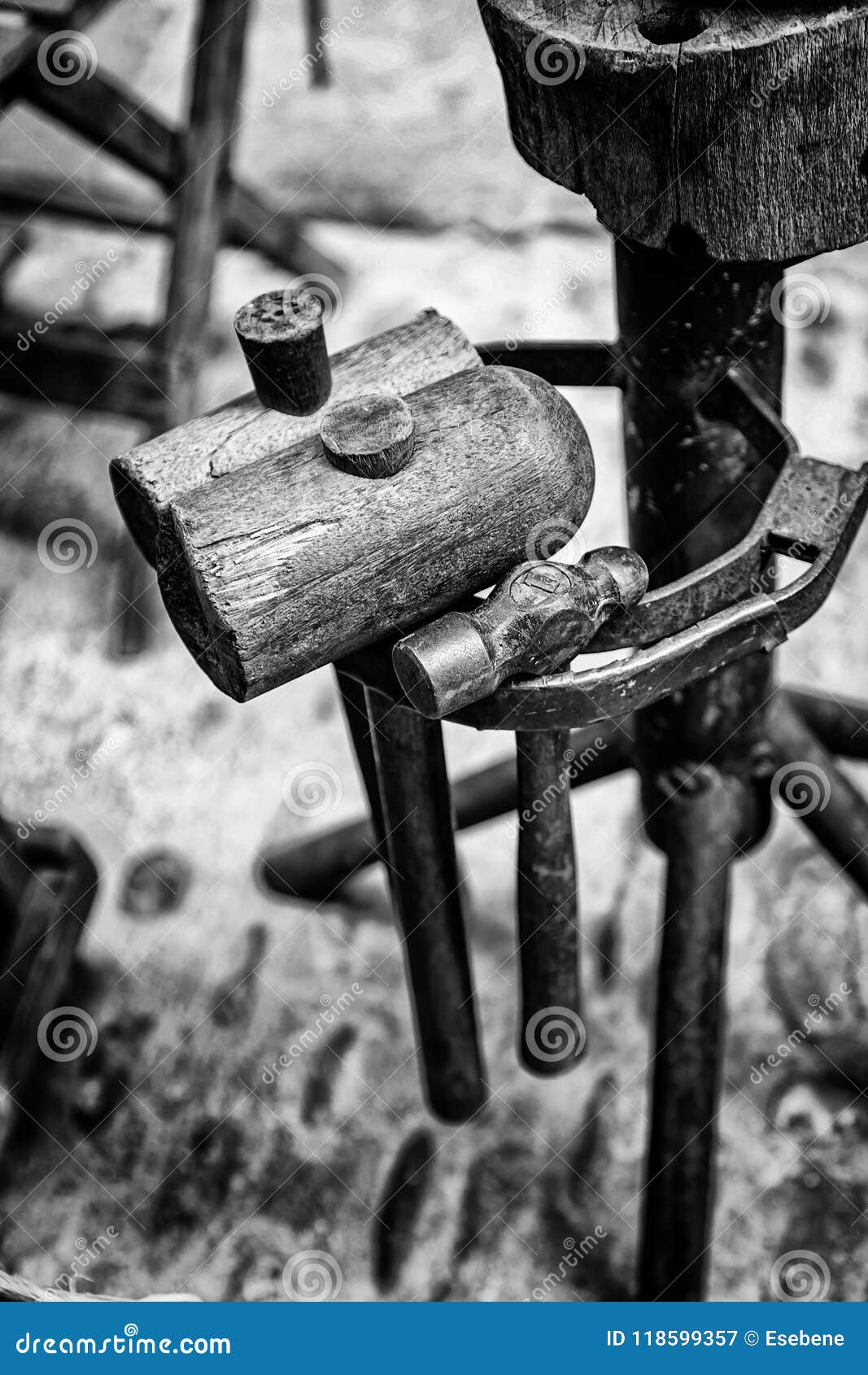 Oude houten hamers stock afbeelding. Image of hardware - 118599357