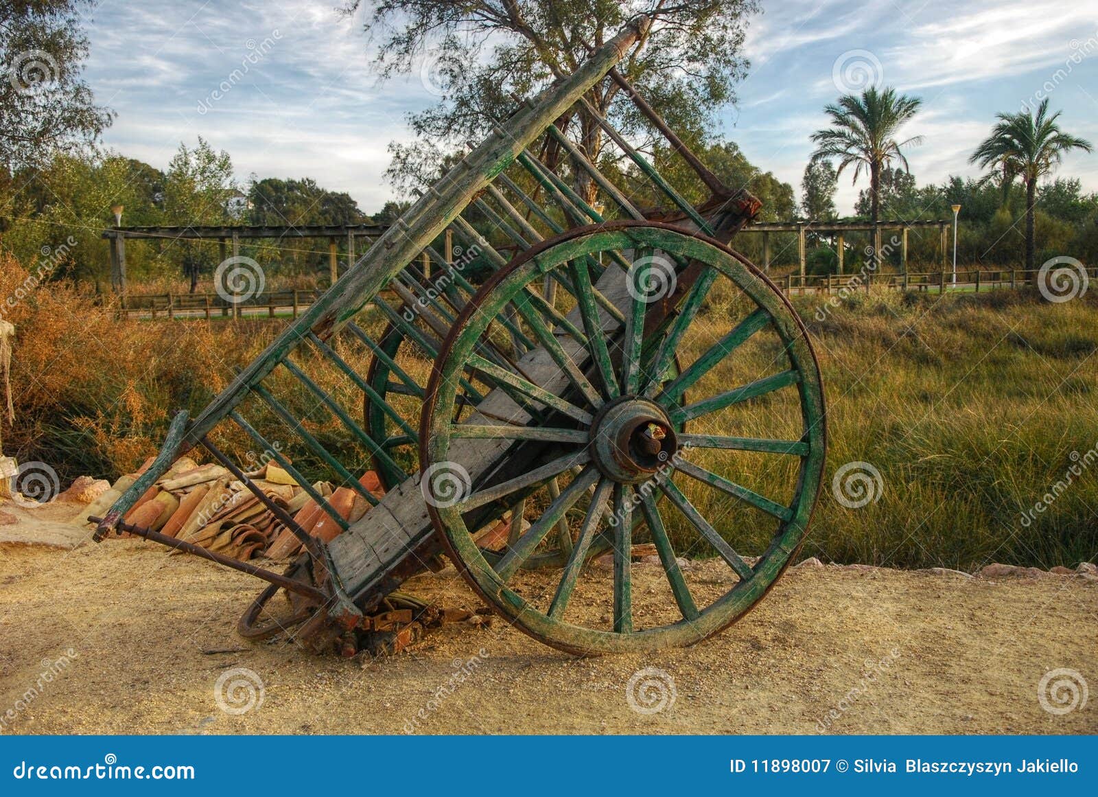 Oude houten kar - wiel stock afbeelding. Image of bruin - 11898007