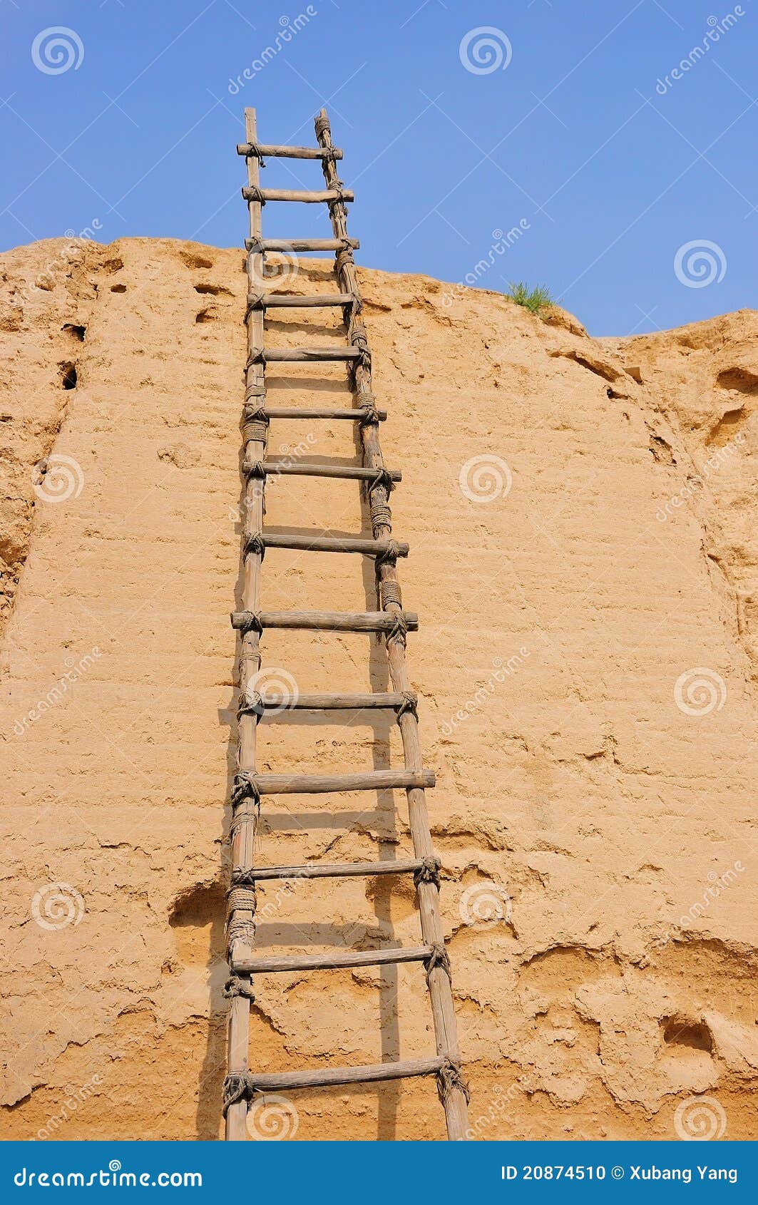 Oude houten ladder stock foto. Image of voorwerp, stappen - 20874510