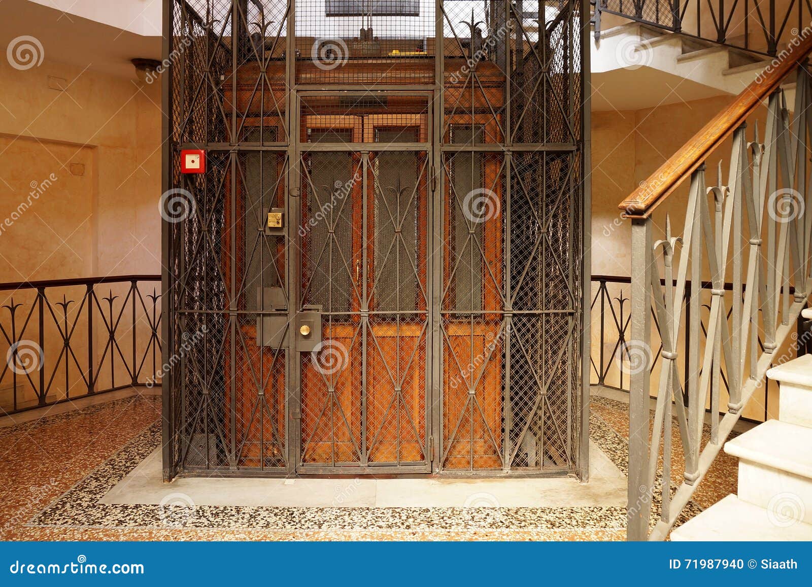 Oude Houten Lift in Een Metaalschacht Stock Foto - Image of grijs ...