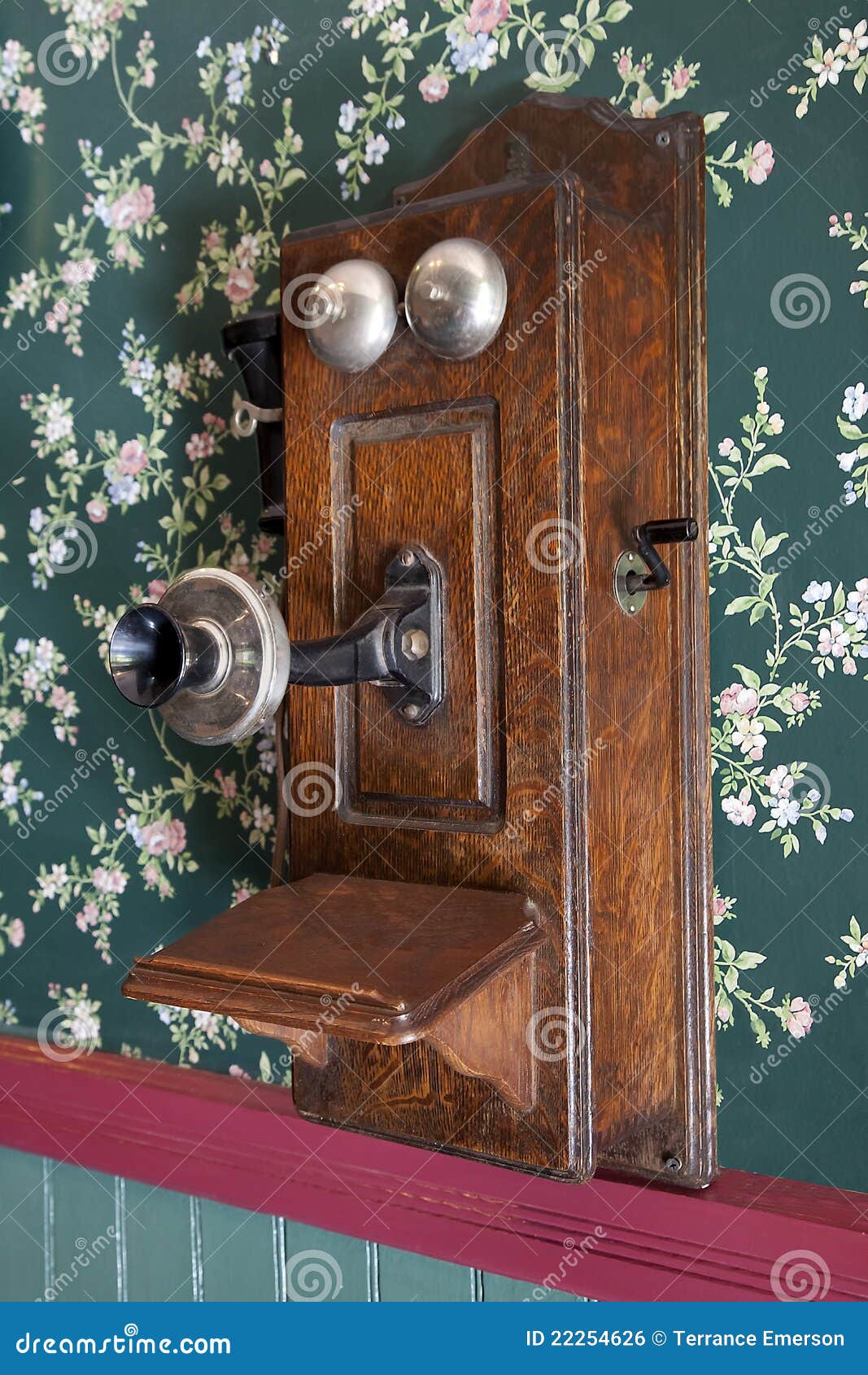 Oude Houten Telefoon stock foto. Image of historisch - 22254626