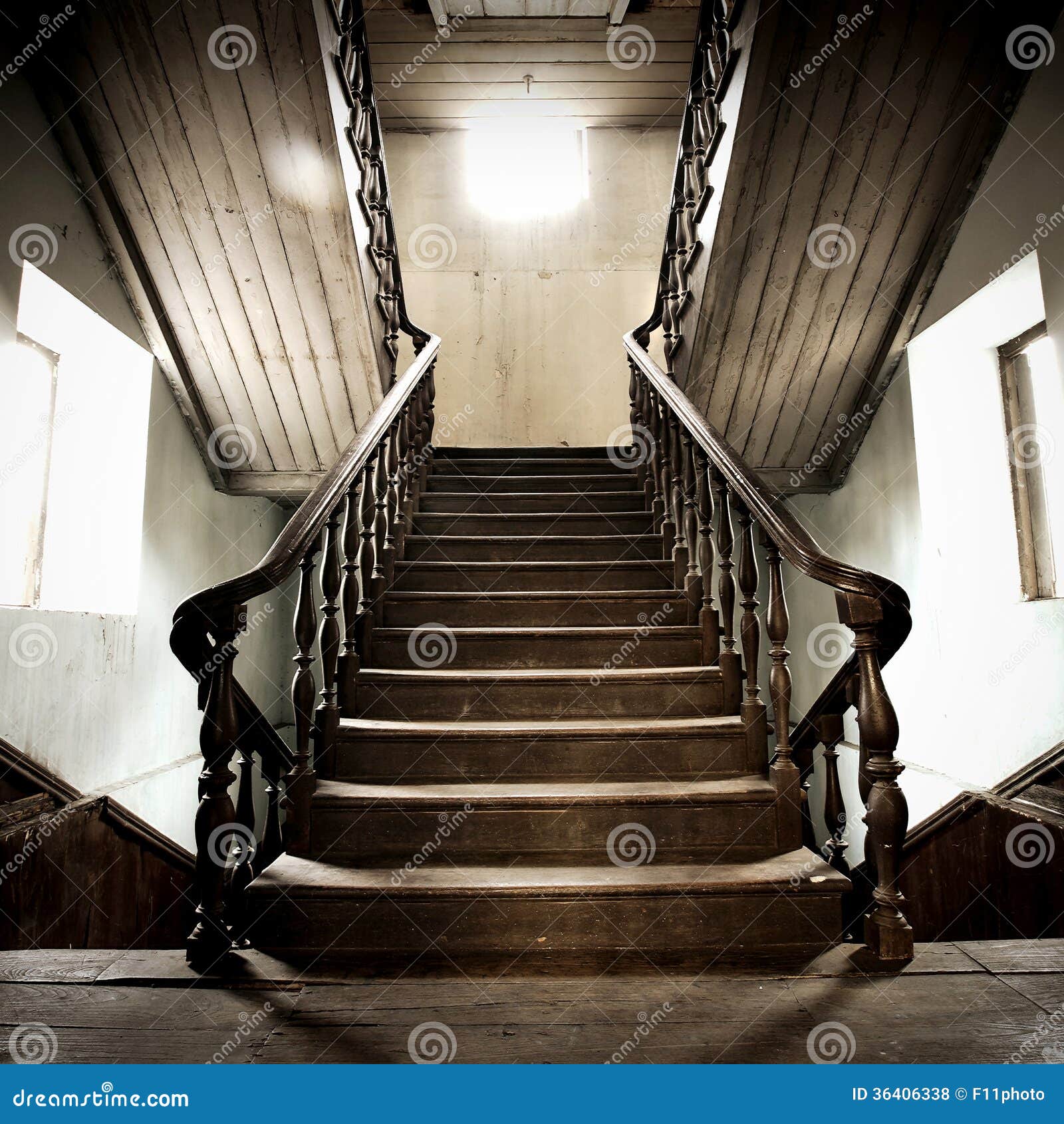 Oude houten Trap stock foto. Image of architectuur, licht - 36406338