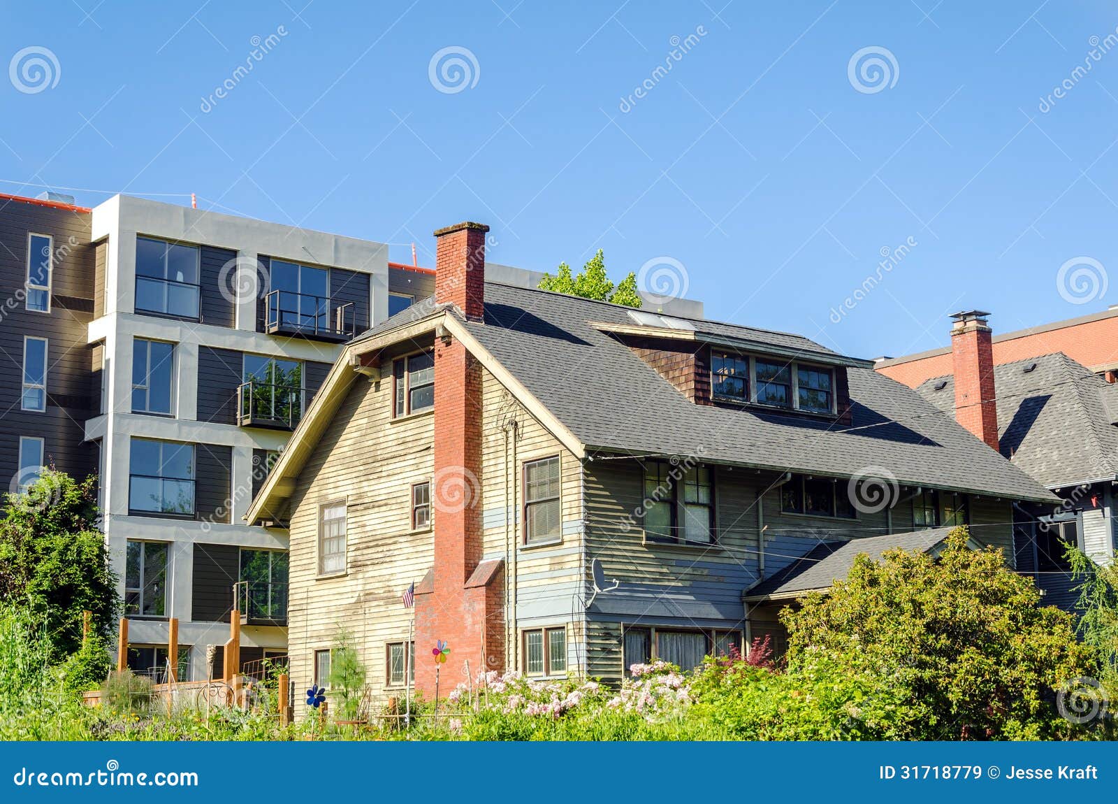 Oude Huis En Van Nice Flats Stock Afbeelding - Image of stad, reparatie ...