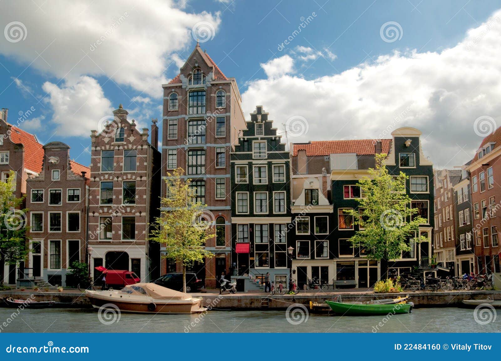 Oude huizen in Amsterdam stock foto. Image of plaats - 22484160