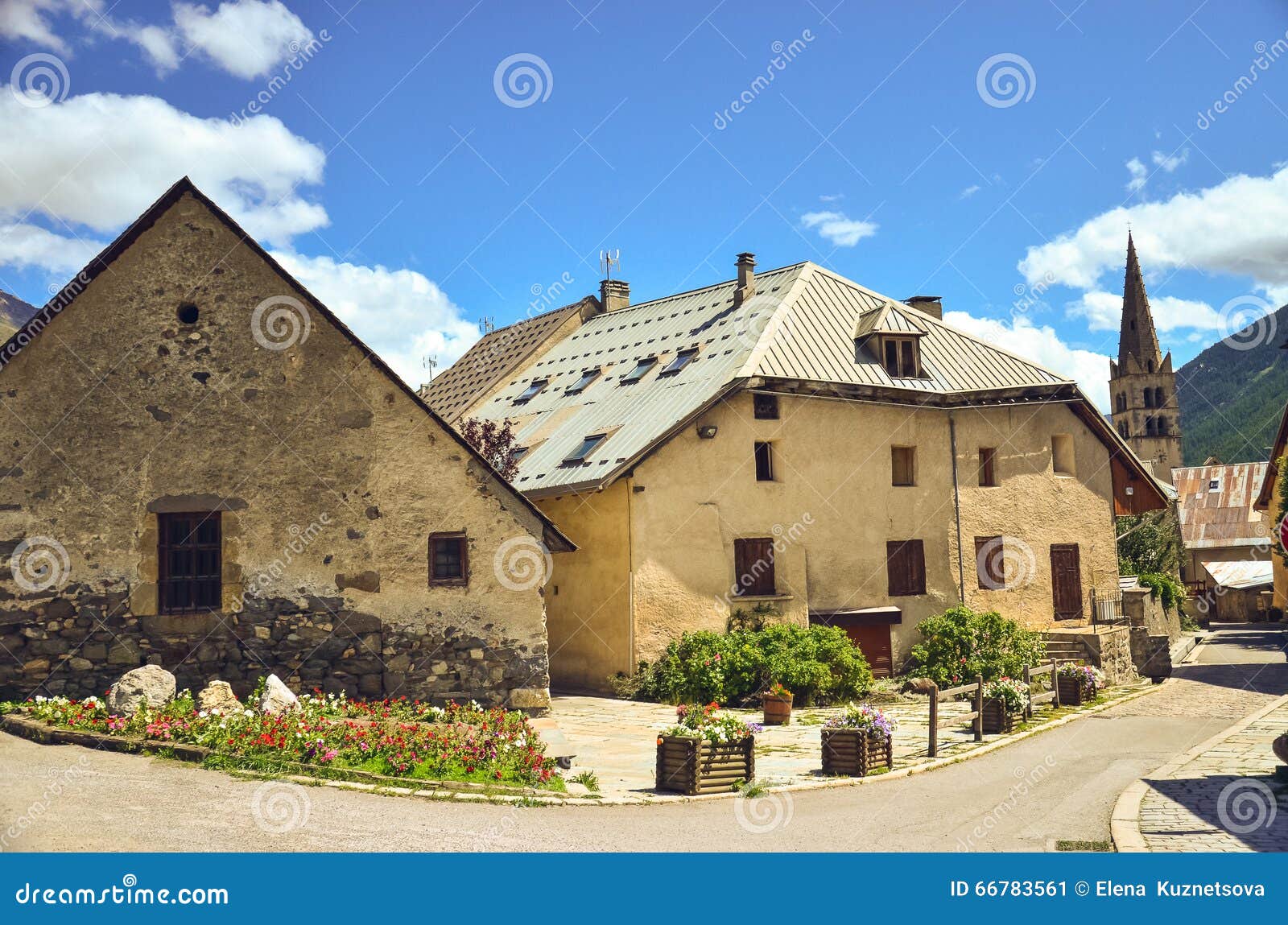 Oude Huizen in Een Dorp in De Alpen Stock Afbeelding - Image of ...
