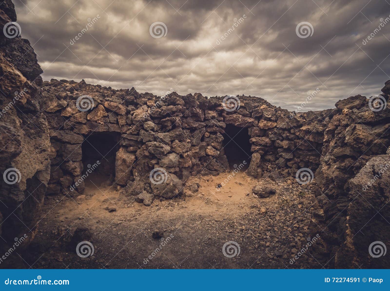 Oude inheemse huizen stock afbeelding. Image of naturals - 72274591