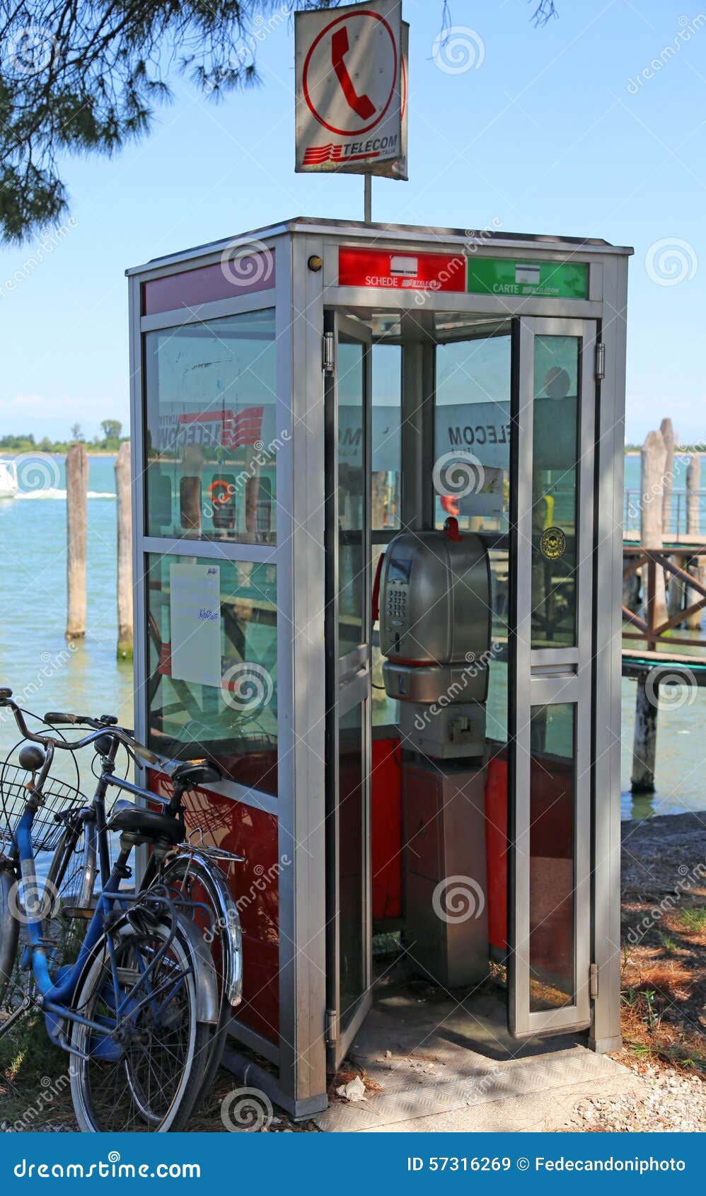 Oude Italiaanse Telefooncel Uit Orde Redactionele Stock Afbeelding ...