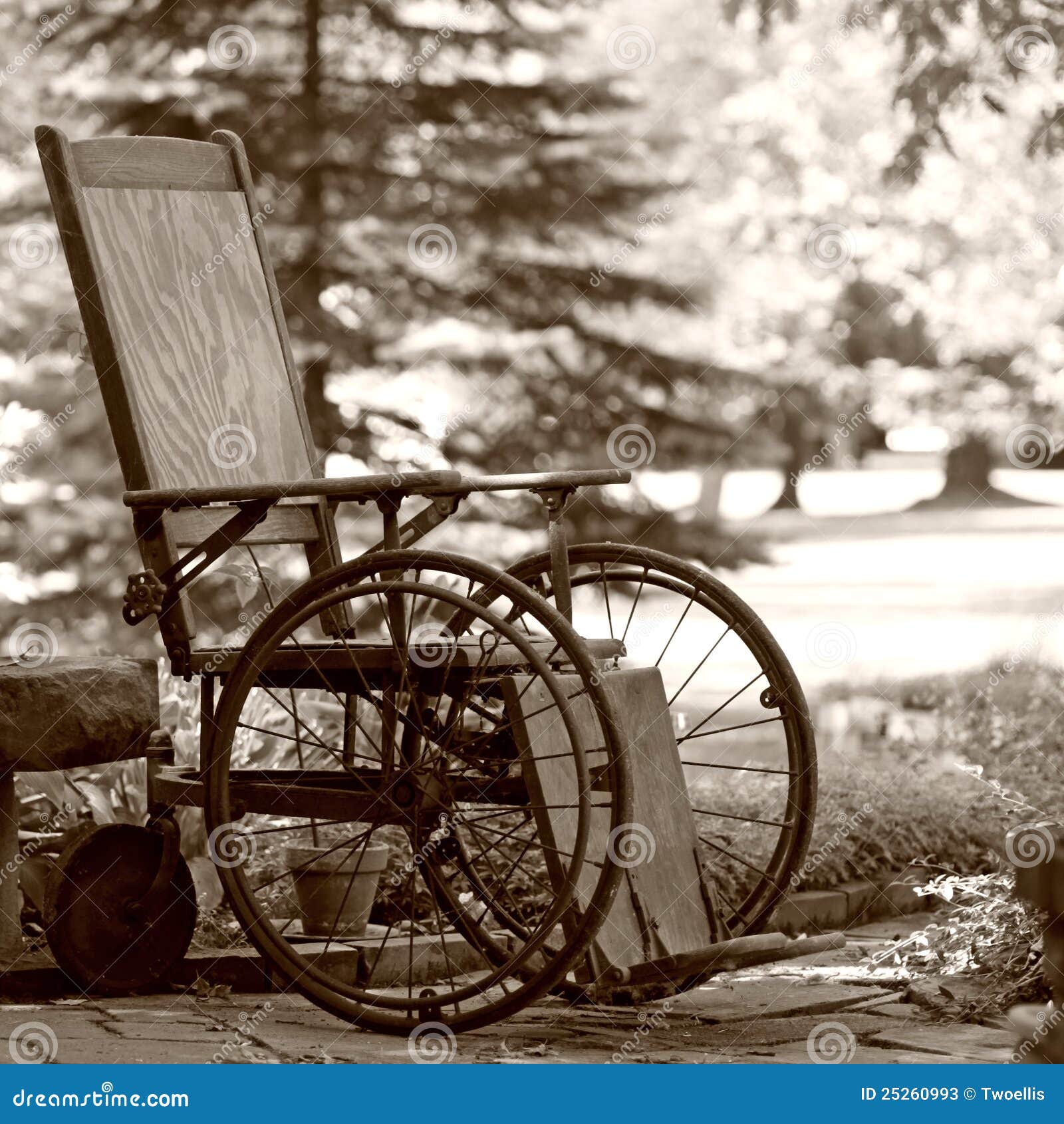 Oude jaren '20Rolstoel stock afbeelding. Image of ongeval - 25260993