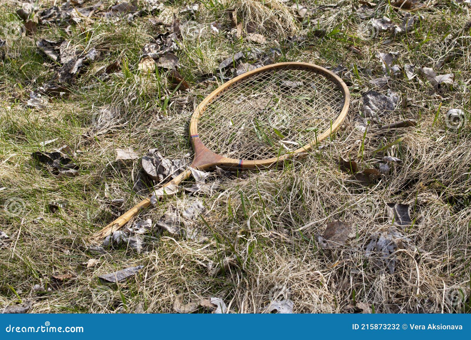 Oude Kapotte Badminton Racket in Het Gras Stock Foto - Image of veer ...