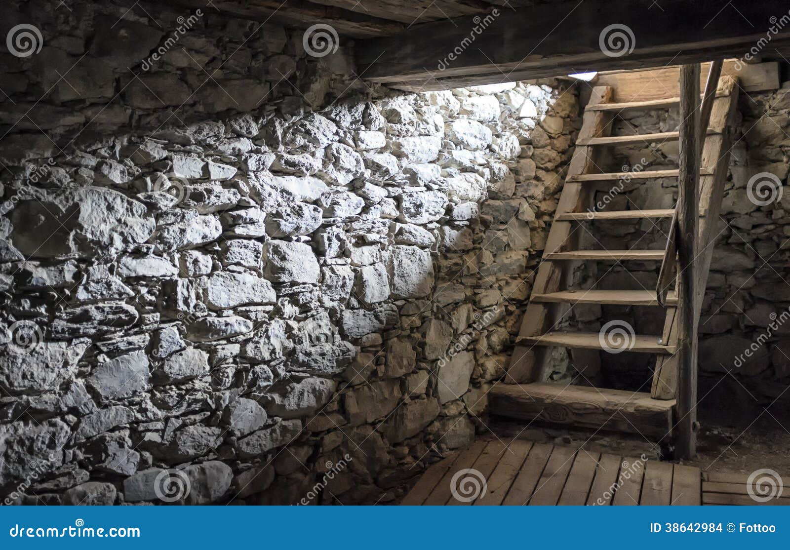 Oude kelder stock foto. Image of ladder, ruimte, modderig - 38642984