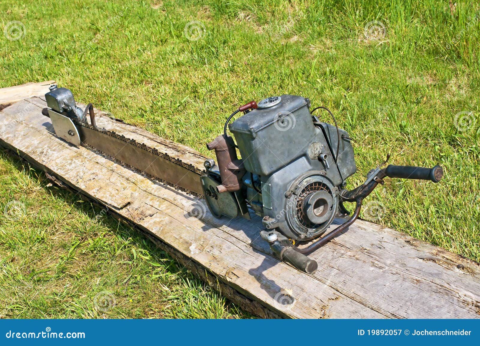 Oude kettingzaag stock afbeelding. Image of ontwikkeling - 19892057