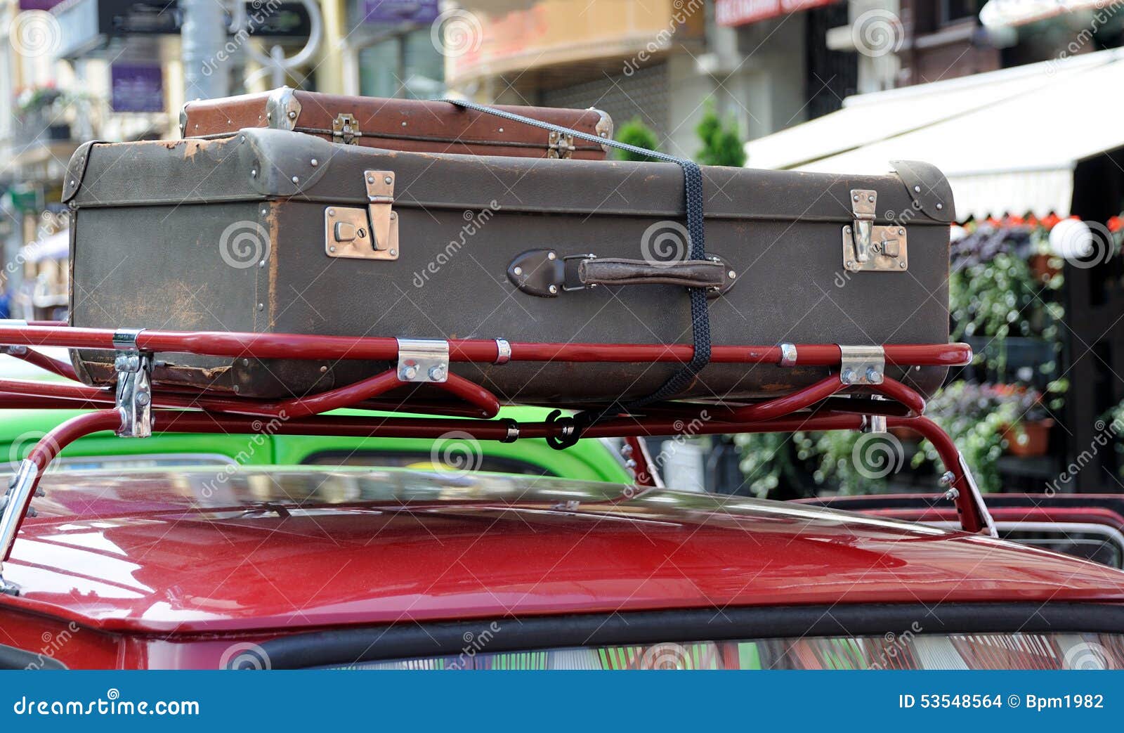 Oude Koffer Op Het Dak Van De Auto Stock Foto - Image of geïsoleerd ...