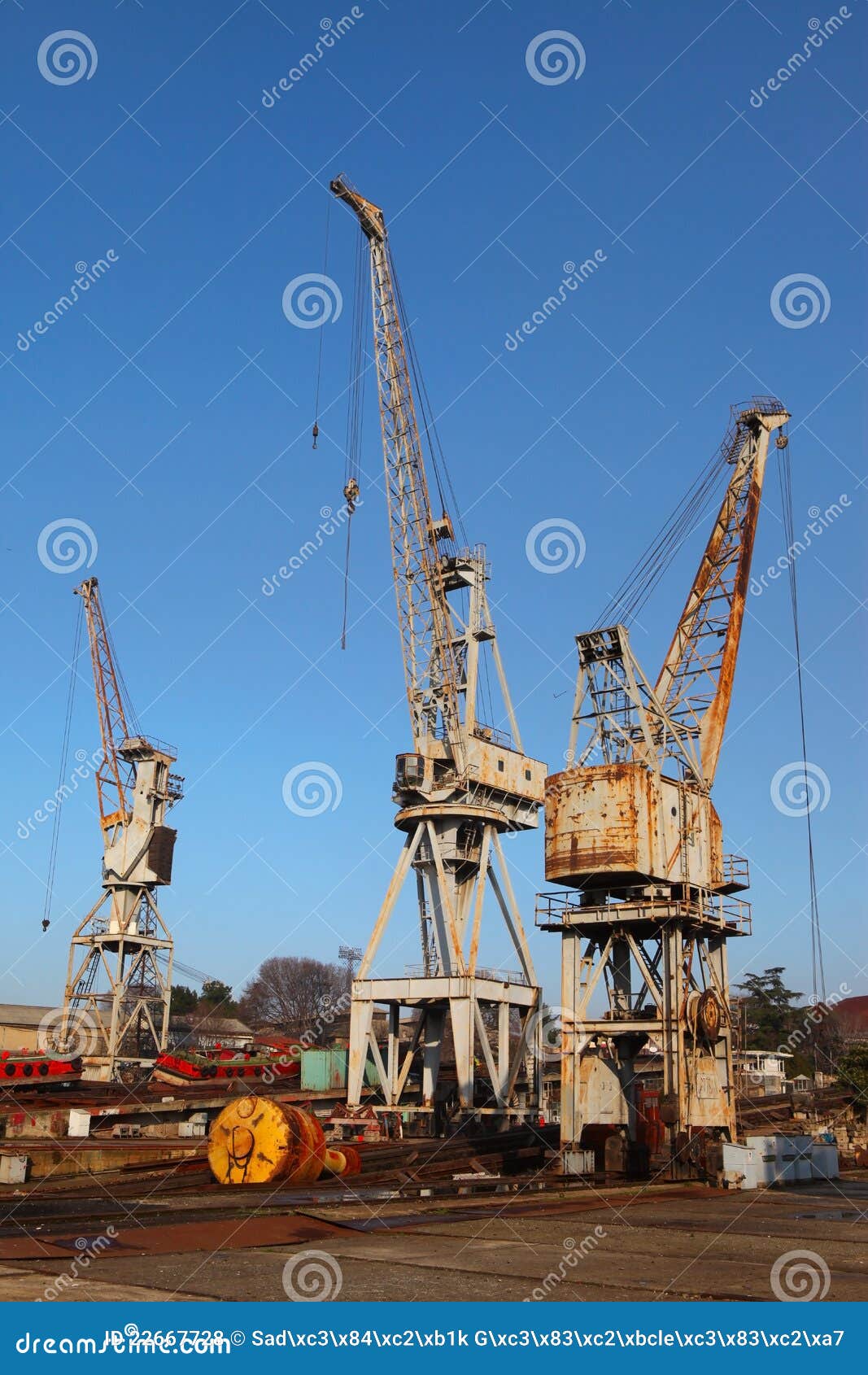 Oude Kraan stock foto. Image of looppas, roest, pierre - 22667728